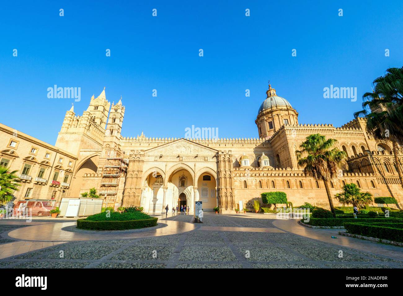 Basílica cattedrale metropolitana primaziale della santa vergine maria assunta hi-res stock ...