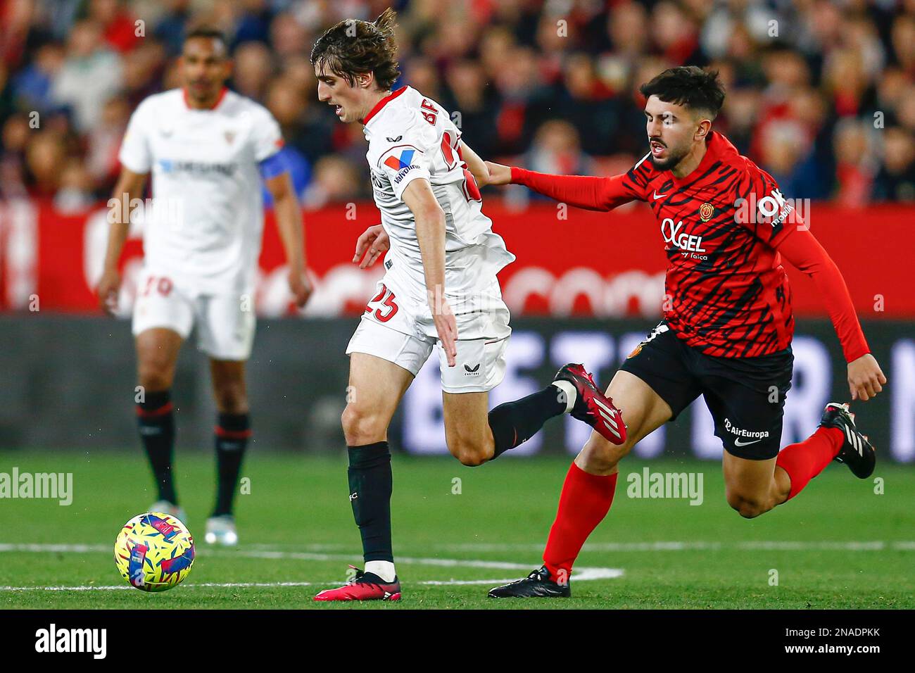 Bryan Gil of Sevilla FC and Manu Morlanes of RCD Mallorca during the La ...
