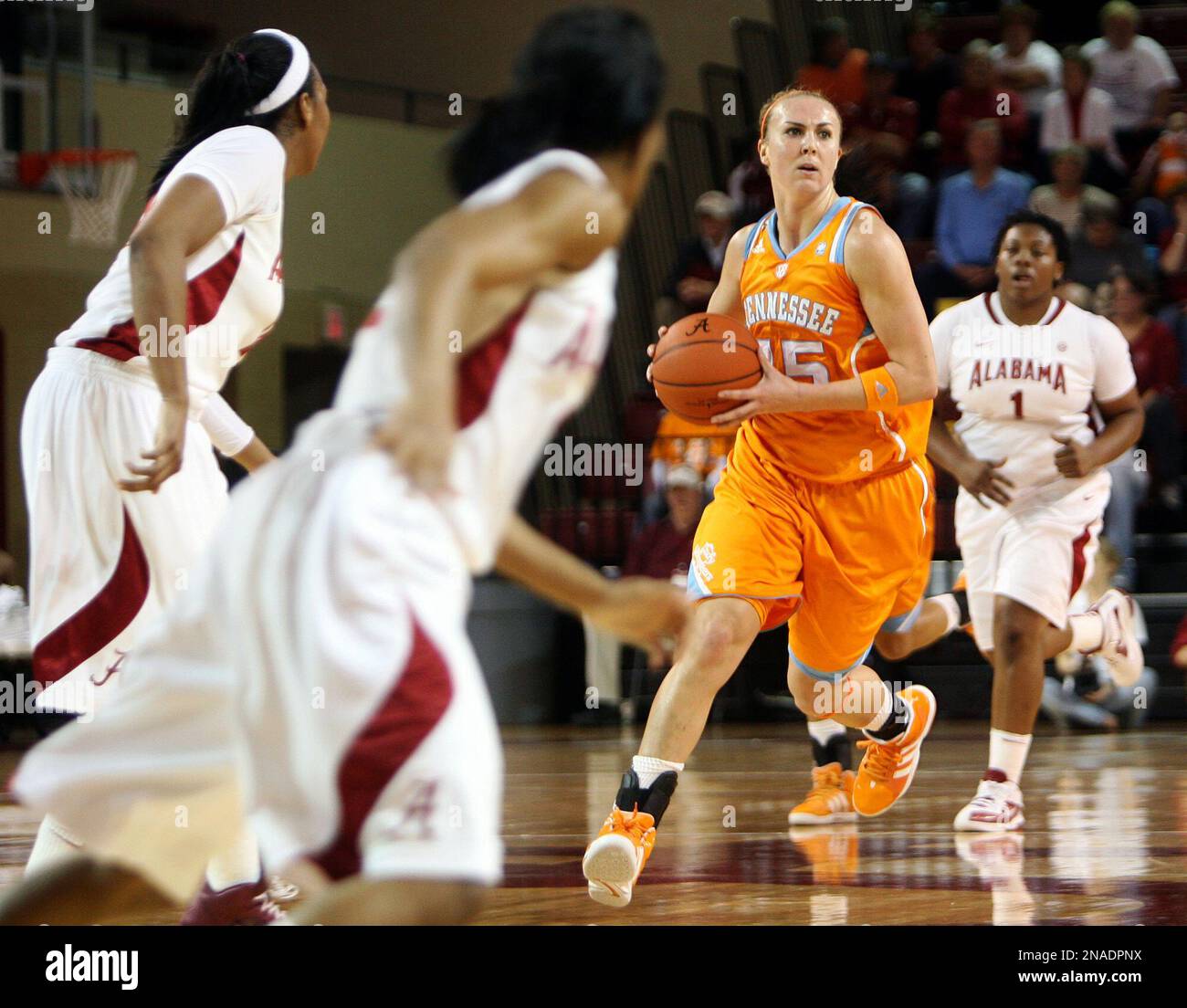 Tennessee forward Alicia Manning (15) dribbles the ball downcourt ...