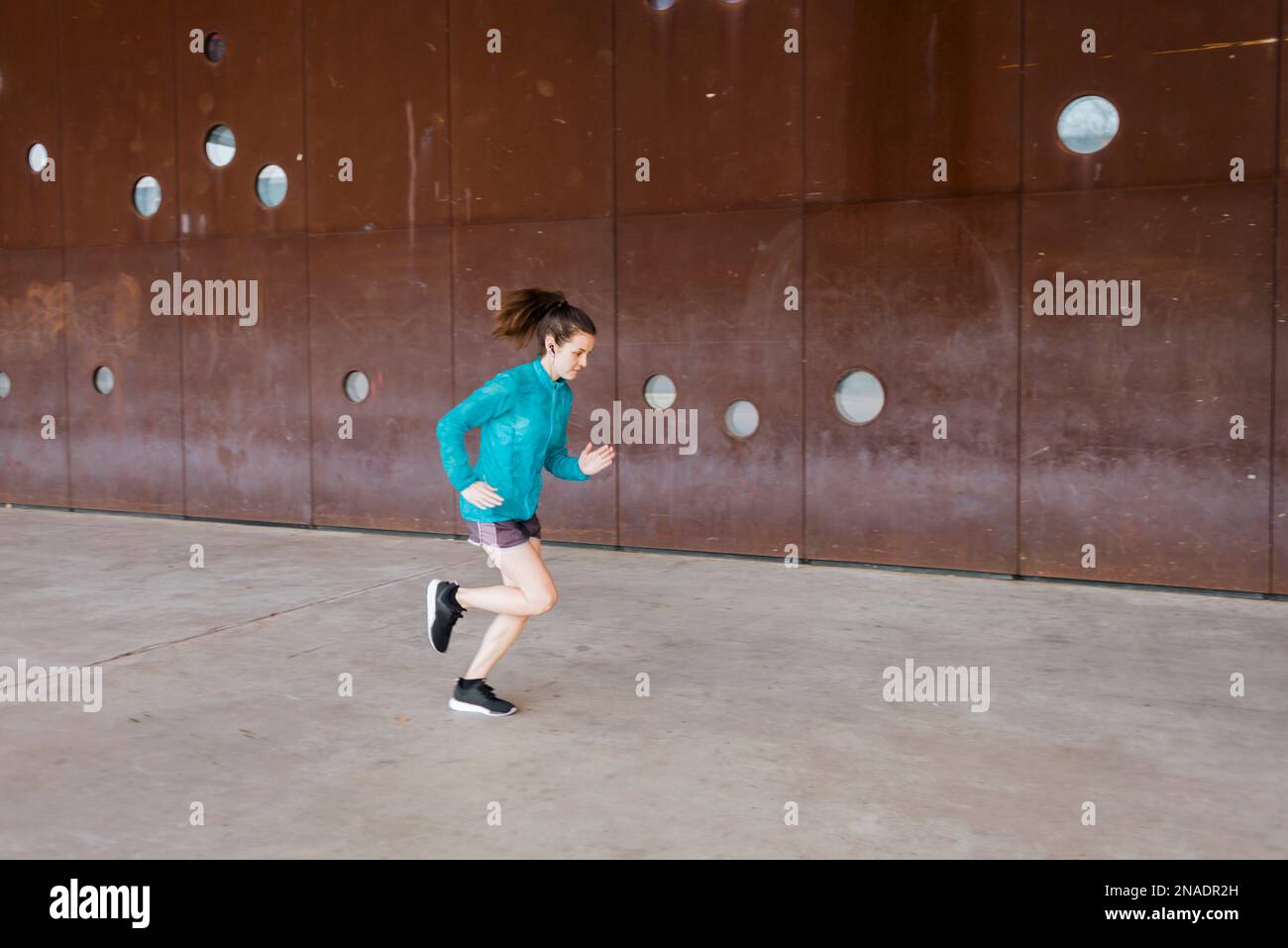Female workout in concrete city hi-res stock photography and images - Alamy