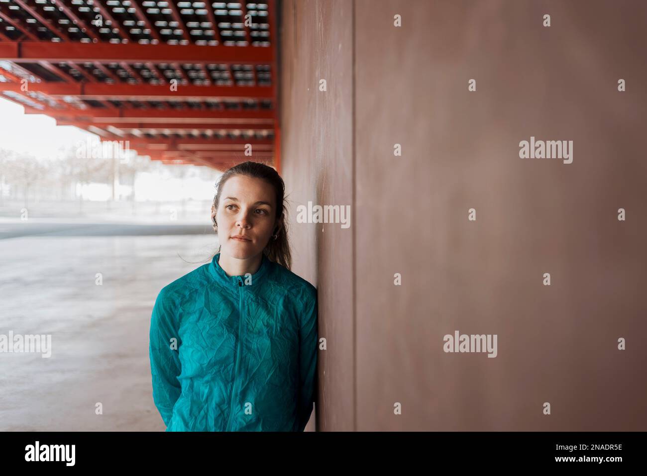 Woman standing against wall athlete hi-res stock photography and images ...