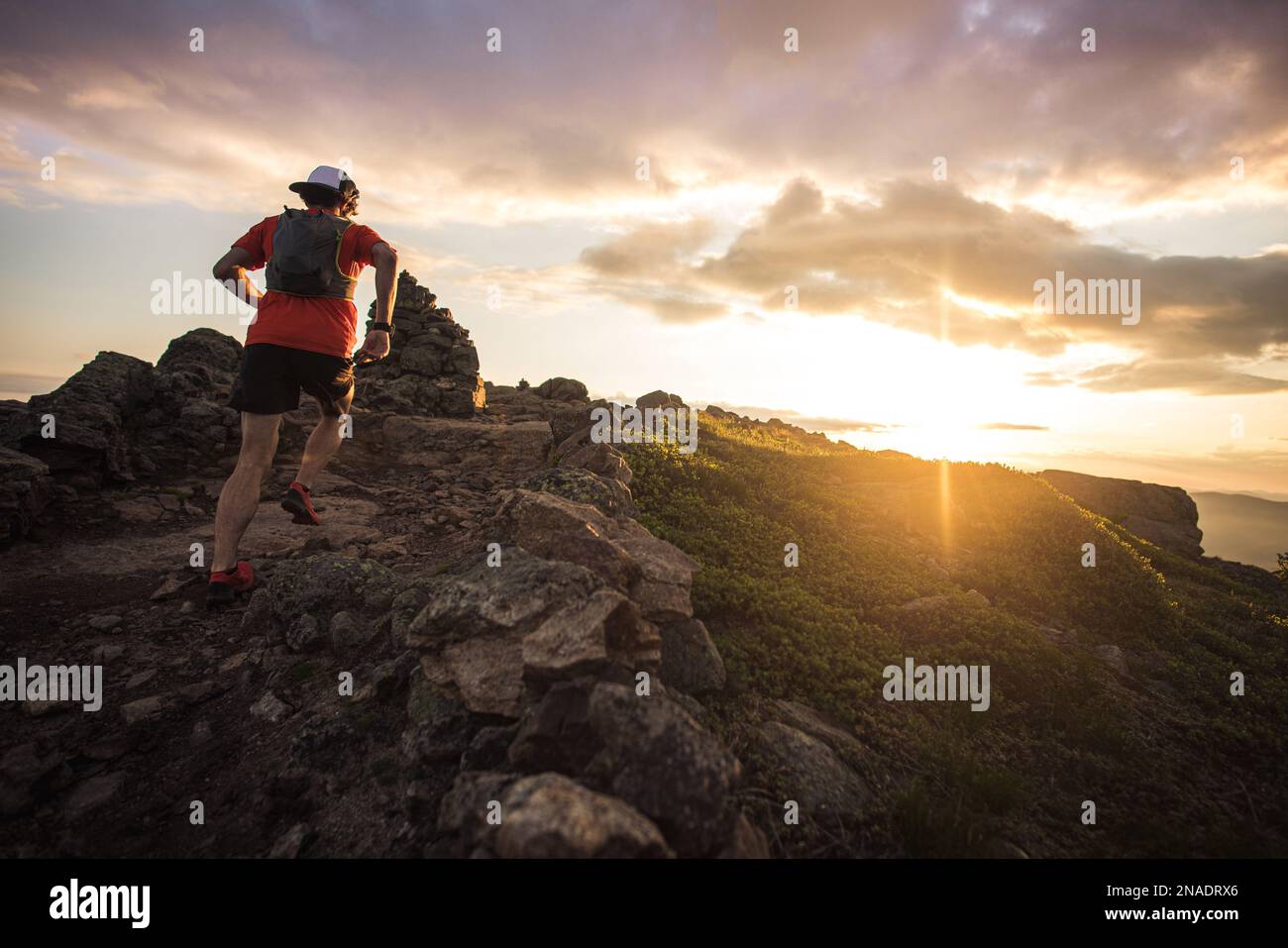 Man running at sunrise hi-res stock photography and images - Alamy
