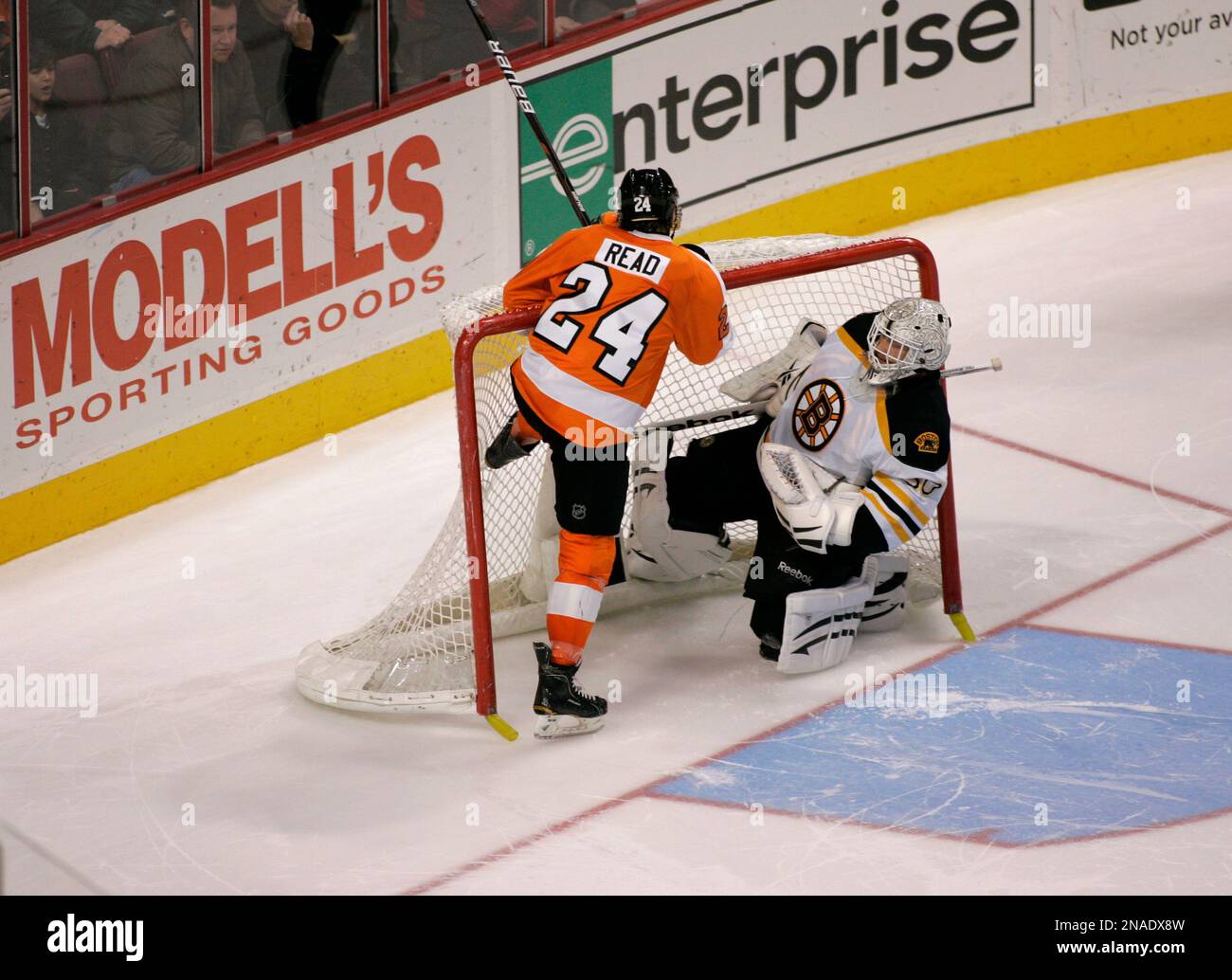 Boston Bruins' Tim Thomas (30), and Philadelphia Flyers' Matt Read (24 ...