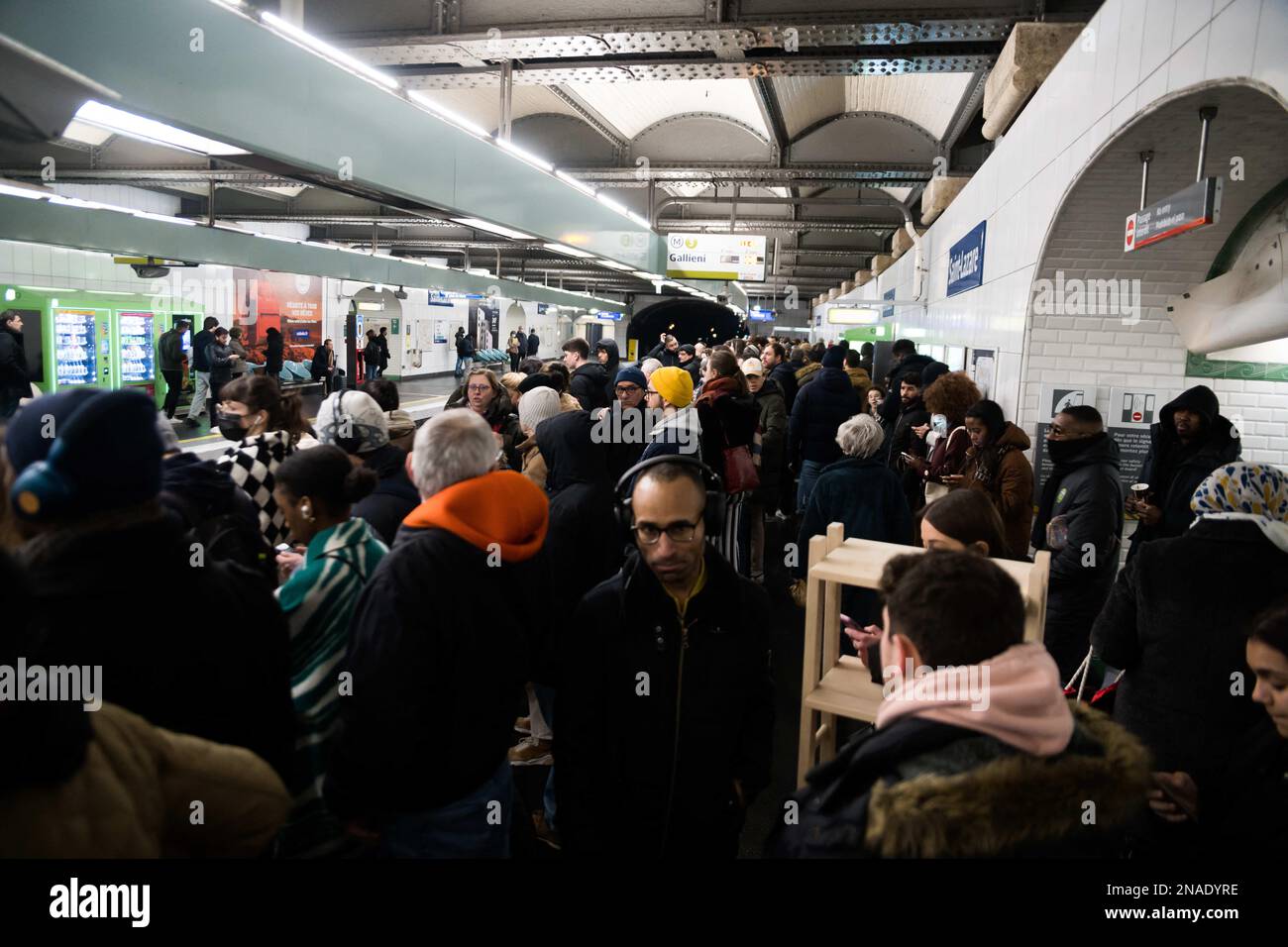 Crowded metro station paris france hi-res stock photography and images ...
