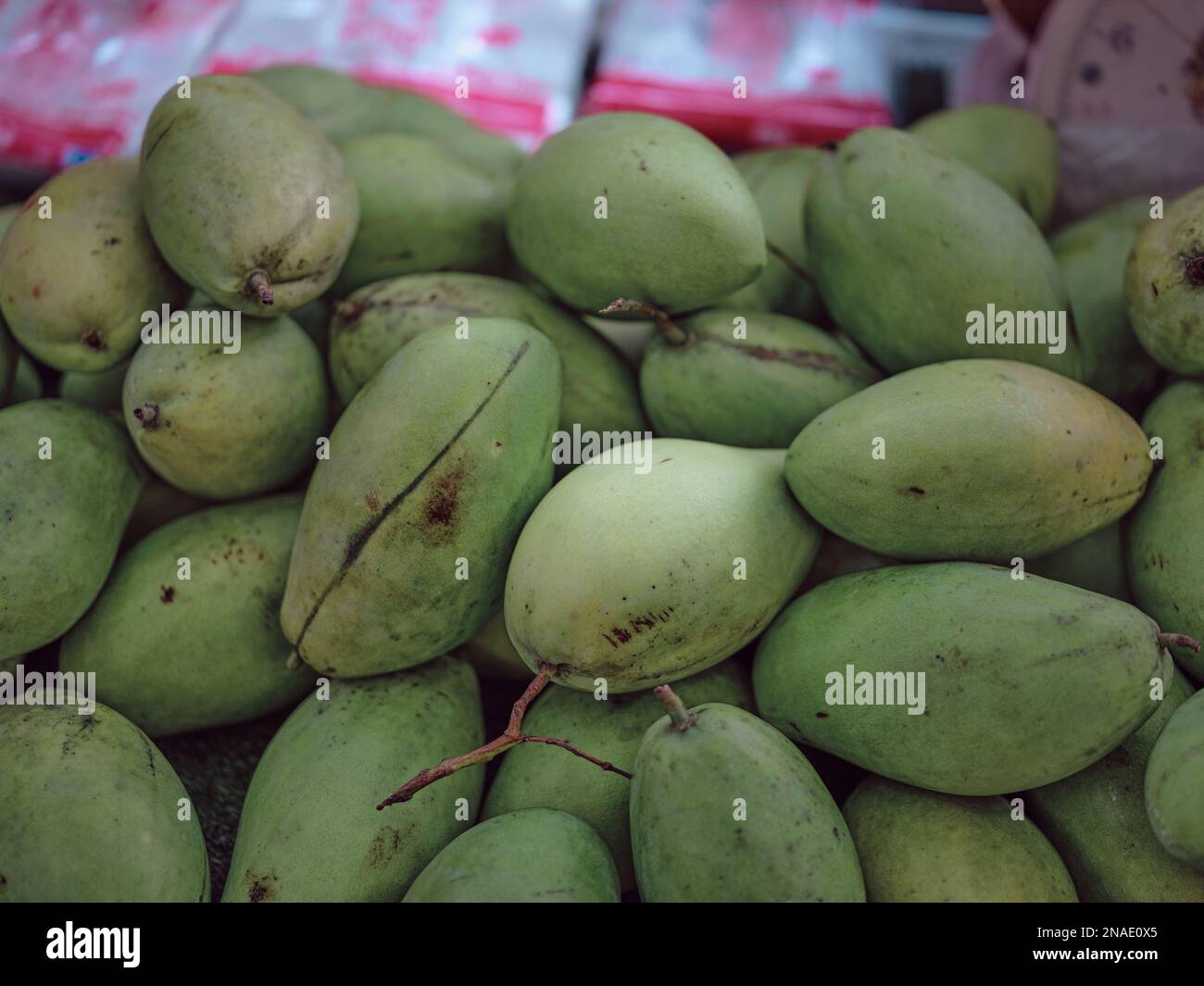 Green mangoes on Thai market Stock Photo - Alamy