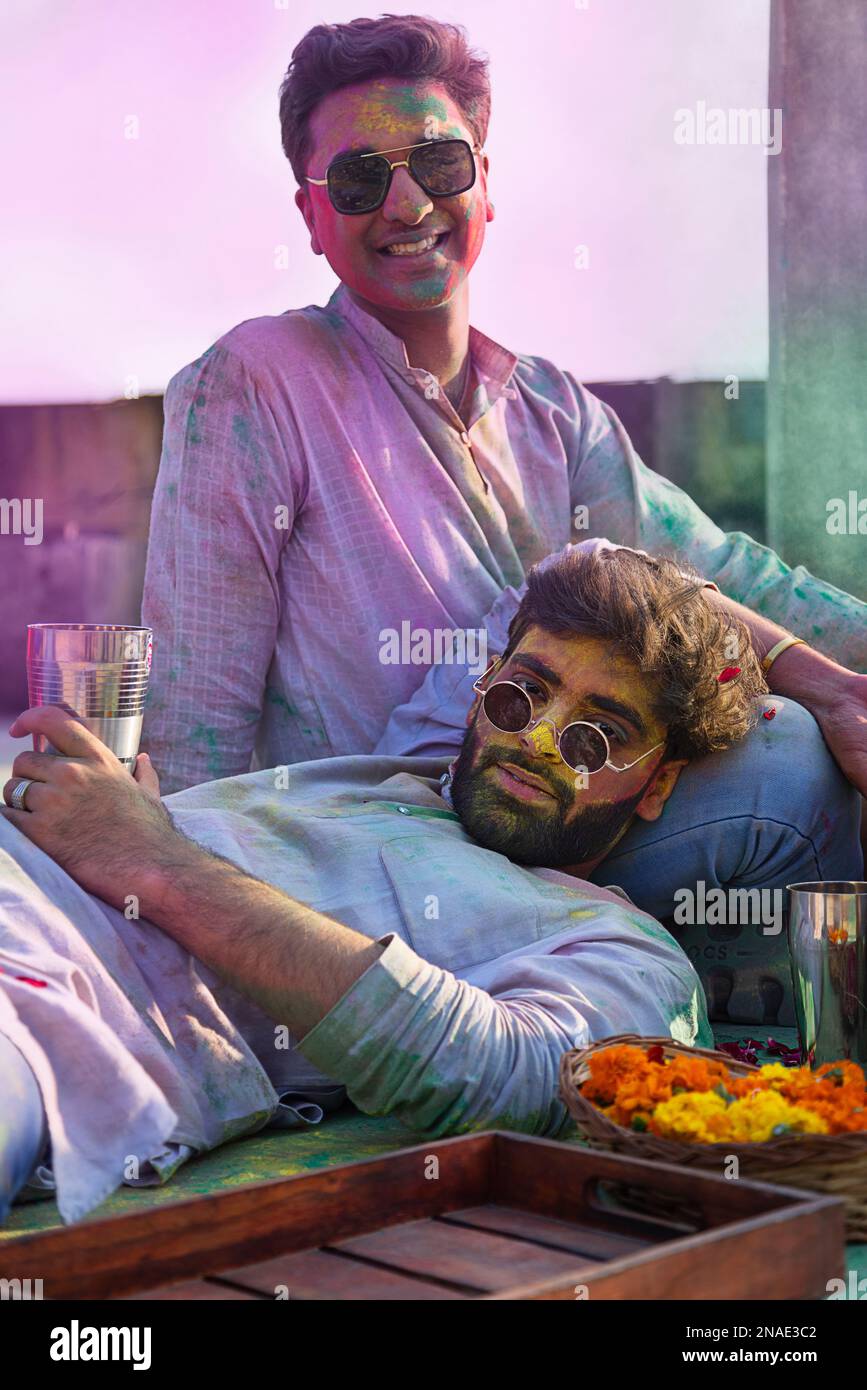 Men enjoying holi hi-res stock photography and images - Alamy