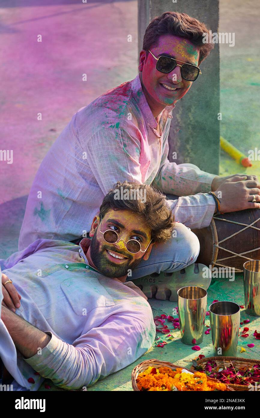 Men enjoying holi hi-res stock photography and images - Alamy