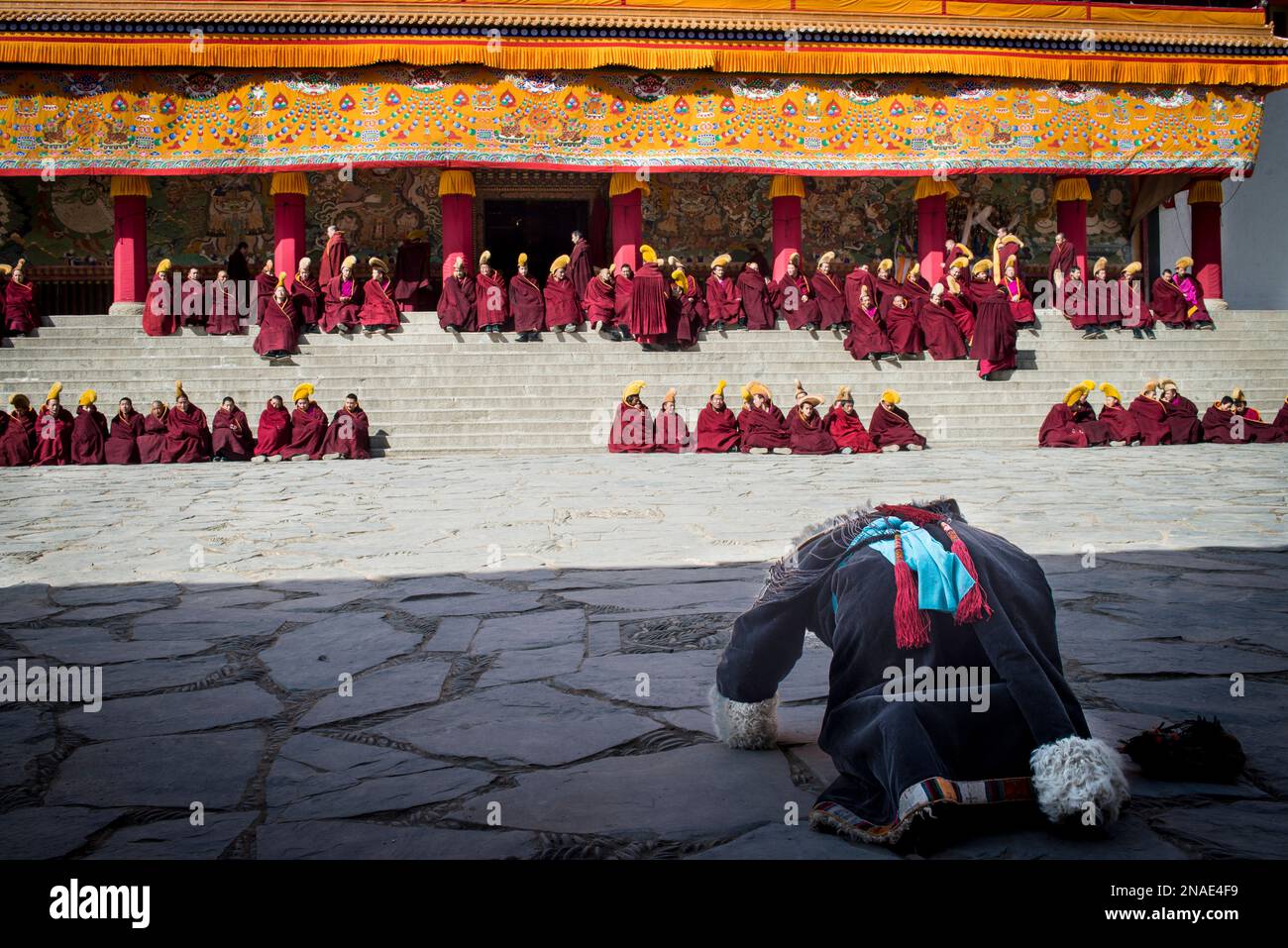 Buddhist monk worshipping hi-res stock photography and images - Alamy