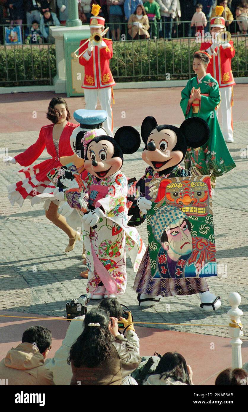 Holding a kite and a battledore, Mickey and Minnie Mouse, in Japanese ...