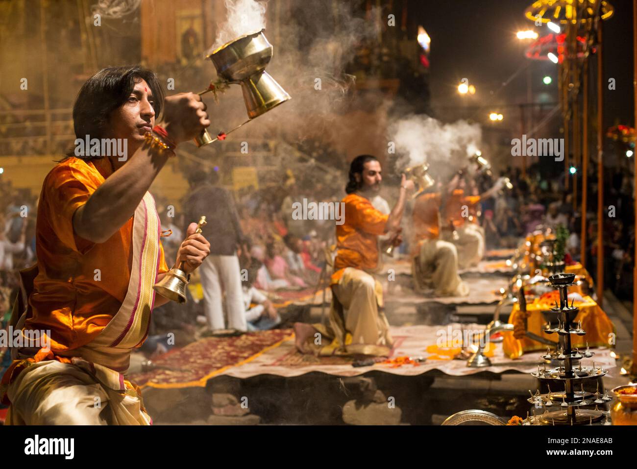 Brahmin performing aarti ritual Stock Photo - Alamy