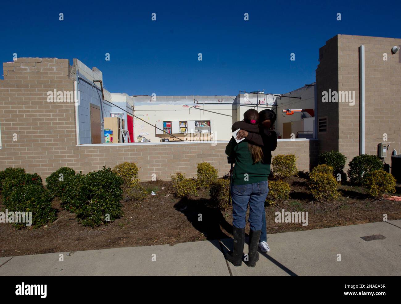 Second grade teachers Dianna Hunter, front, and Monica Finley embrace ...