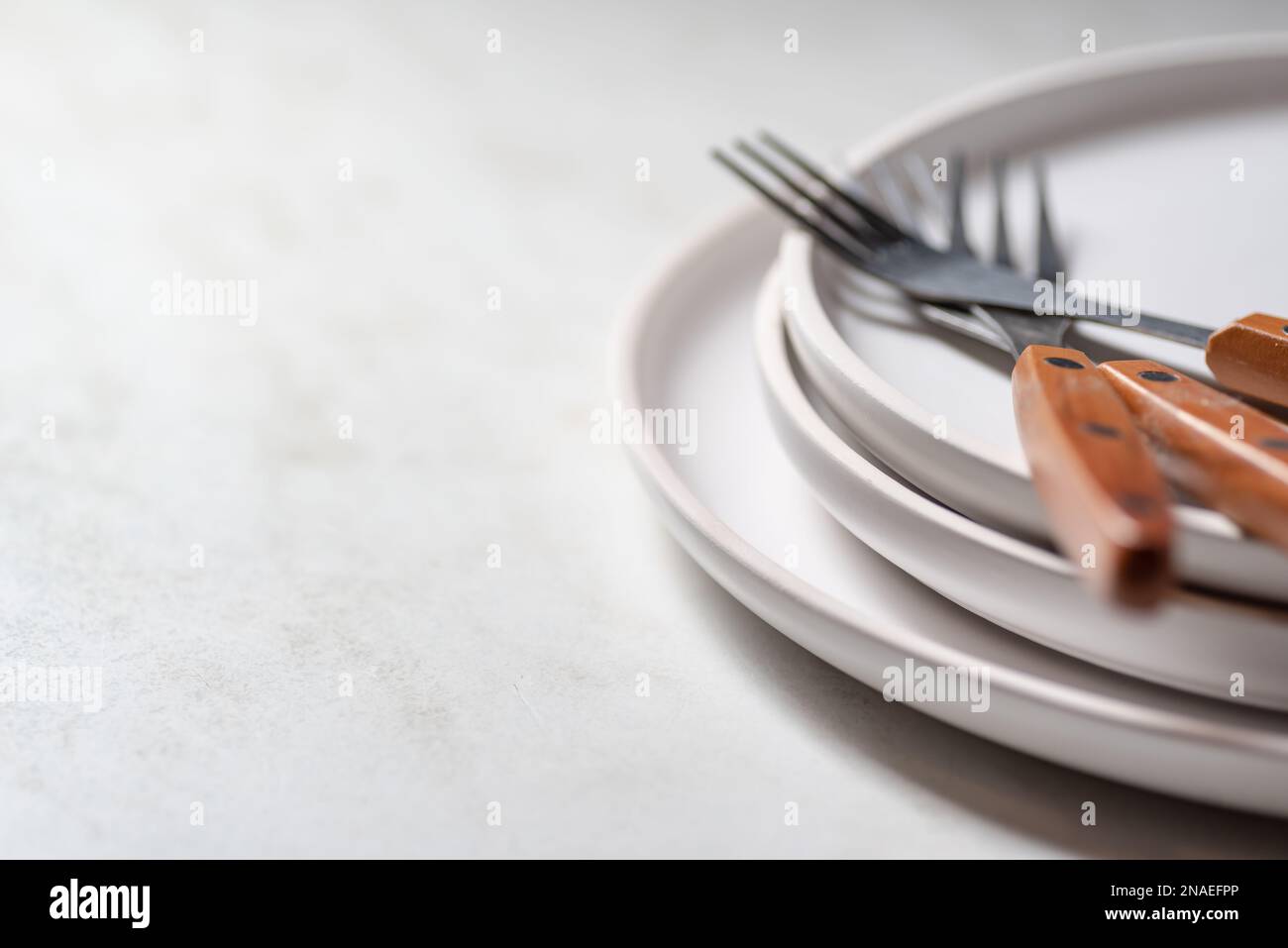 Set empty white plates hi-res stock photography and images - Alamy