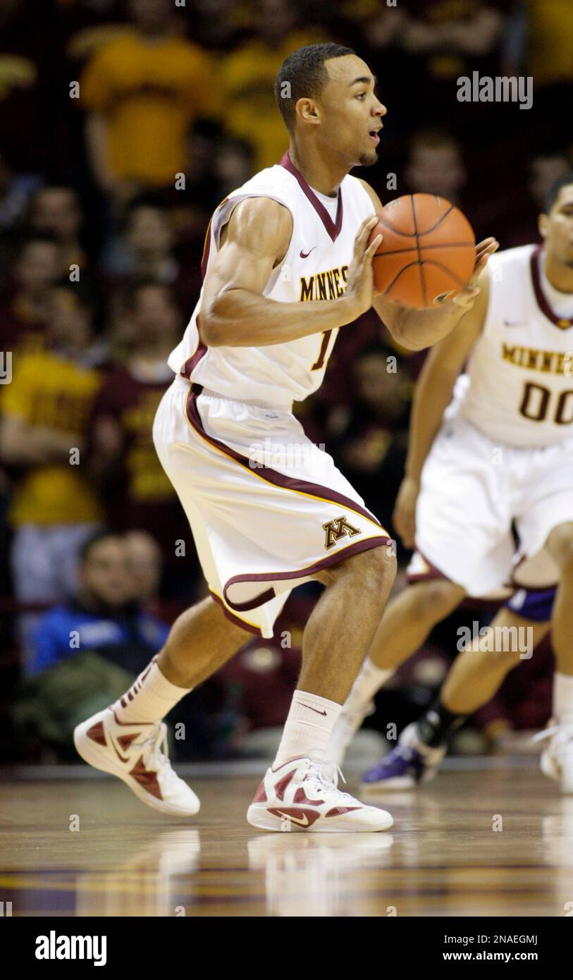 Minnesota guard Joe Coleman (11) plays against Northwestern during an ...