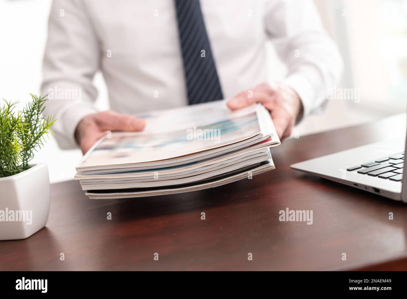 Holding magazines hi-res stock photography and images - Alamy
