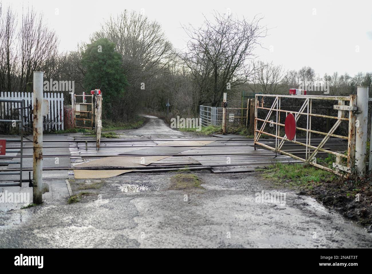 Country lane level crossing hi-res stock photography and images - Alamy
