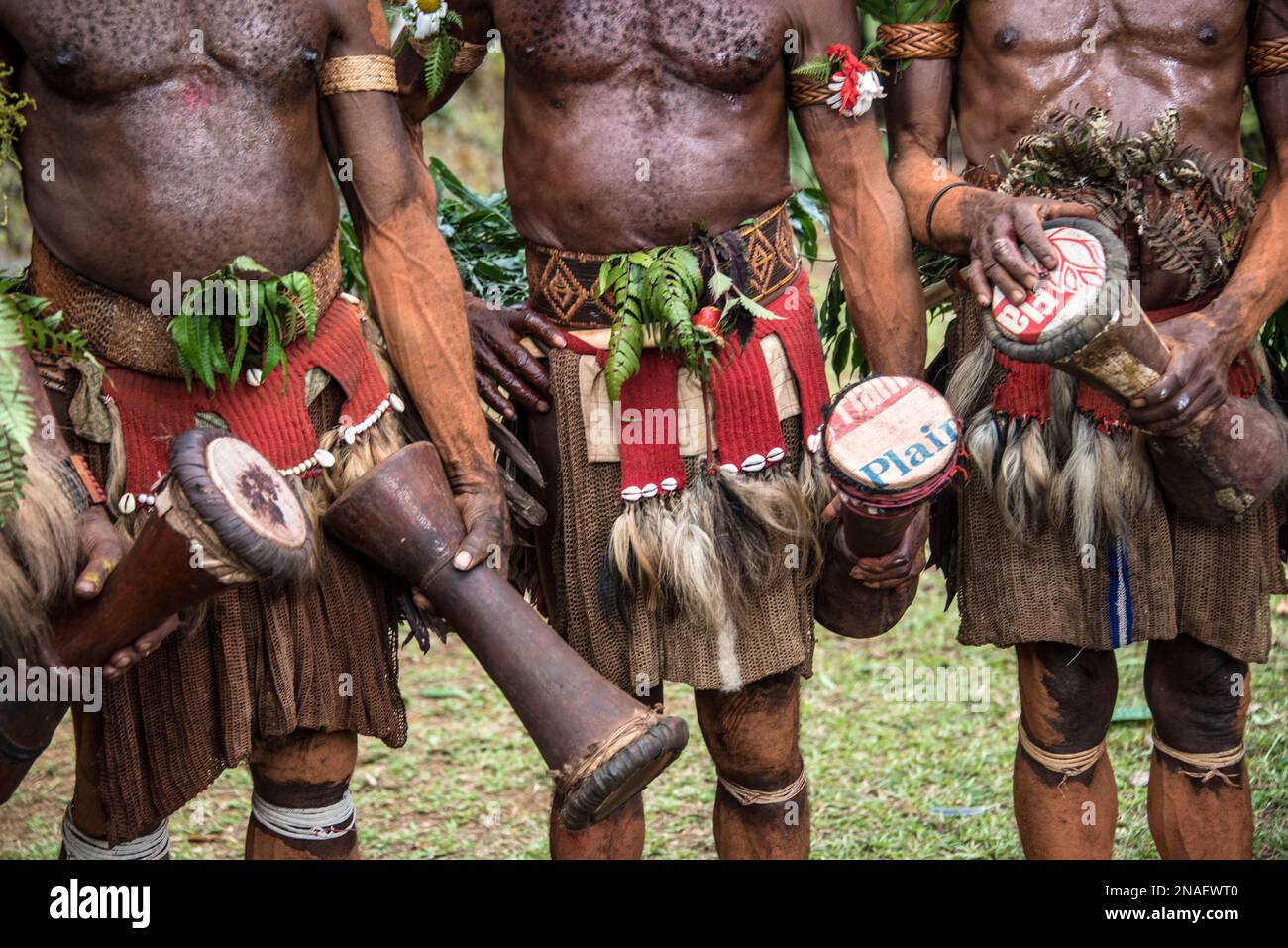 Huli tribesmen with drums in the Tari Valley area in Papua New Guinea’s ...