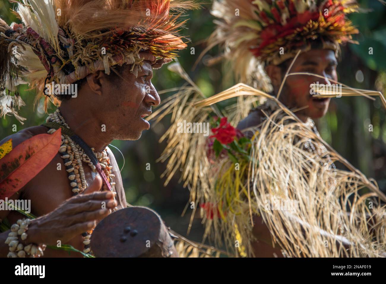 Papua New Guinea men of the Yari Yari tribe in the Kofure area practice ...