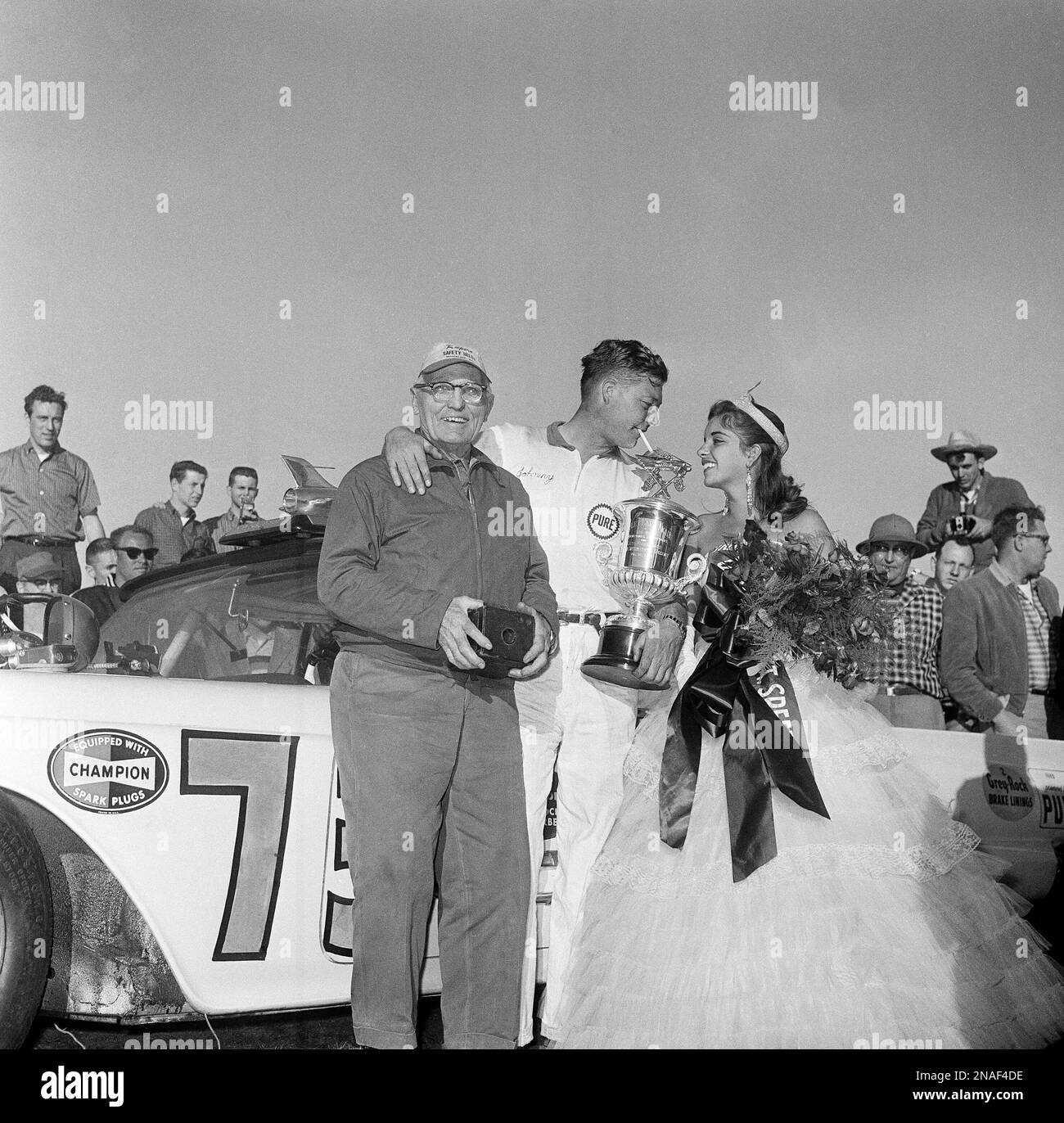 Johnny Beauchamp, center, of Harlan, Iowa, who won the 500-mile late ...