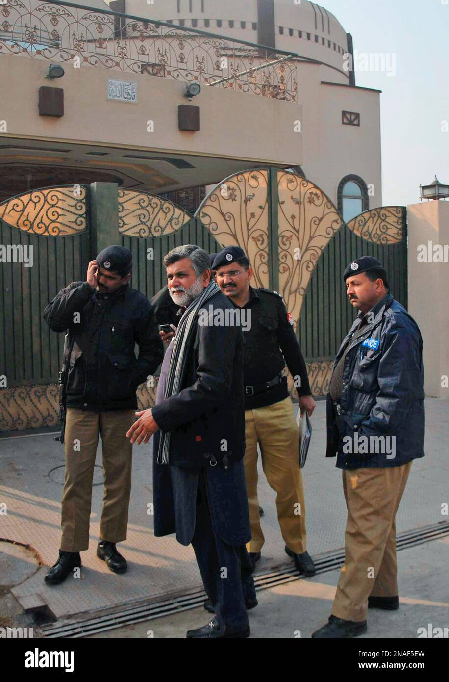 Pakistani police officers stand guard hi-res stock photography and ...