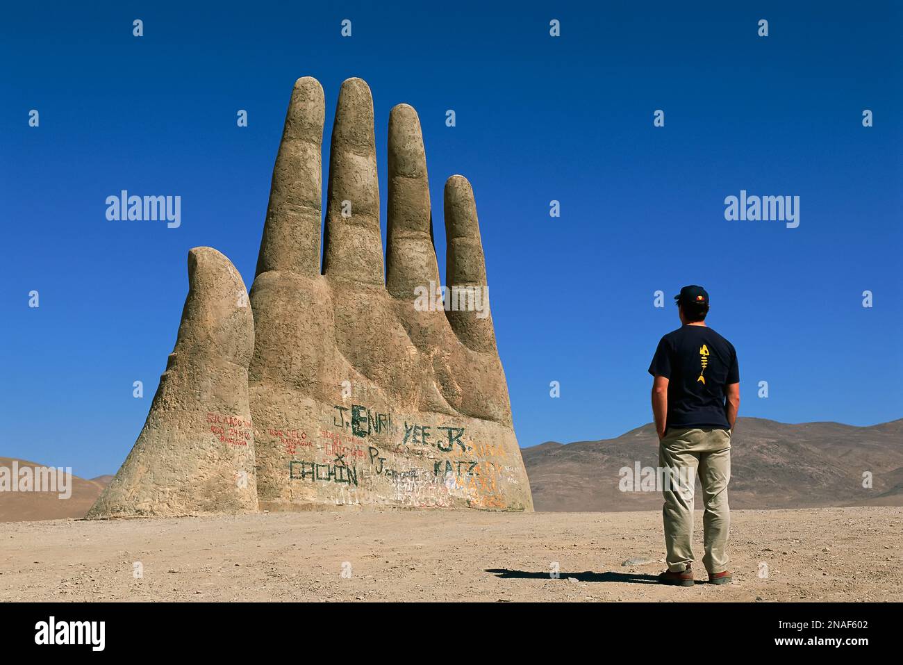 The Mano Del Desierto, a large sculpted hand in the Atacama Desert ...