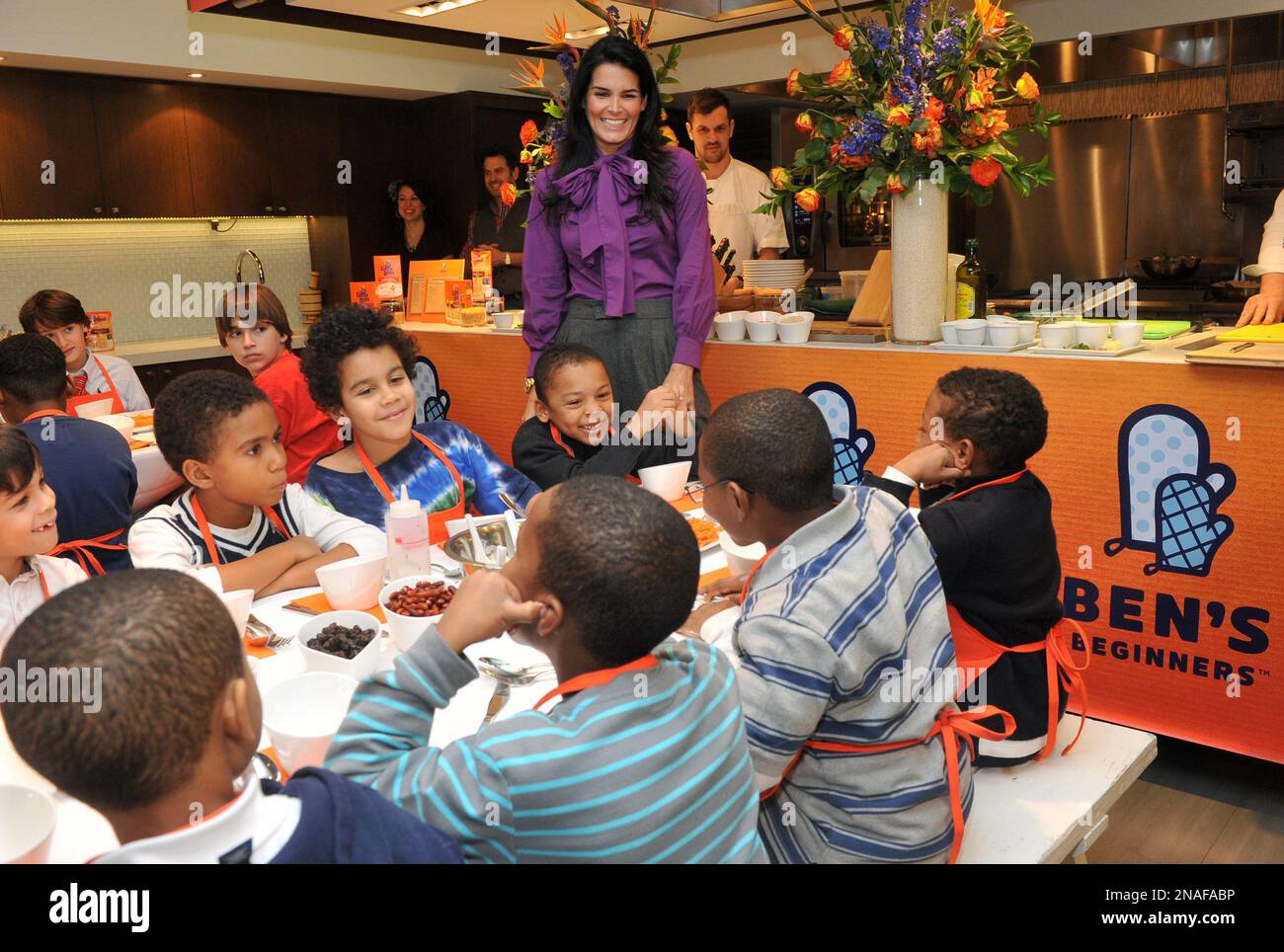 Actress and mother of three Angie Harmon joins schoolchildren from PS11 ...
