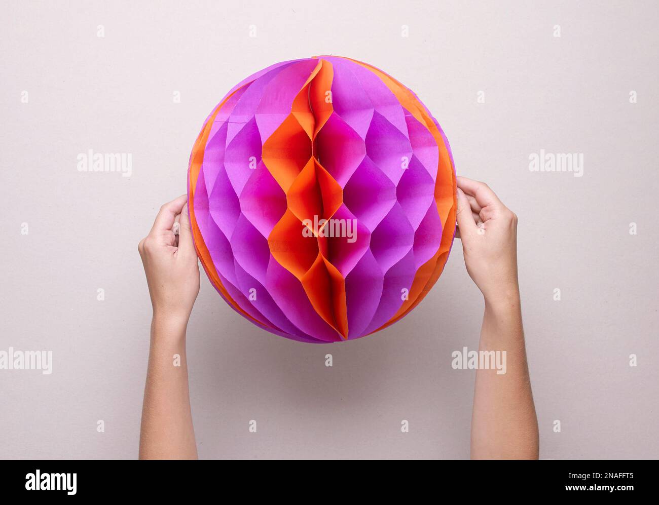 Papercraft Paper Pompoms steps Stock Photo - Alamy