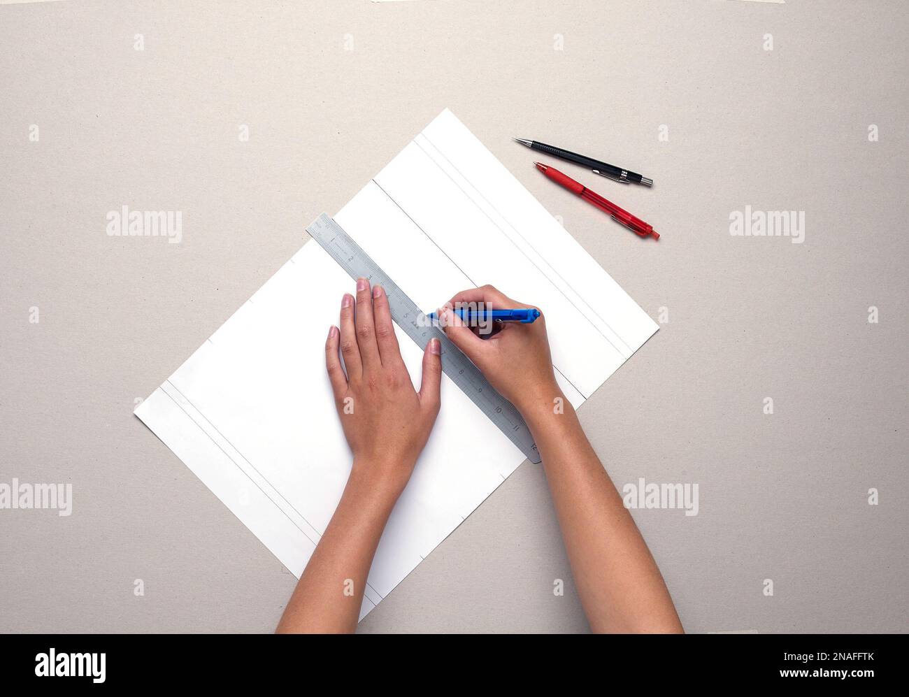 Papercraft Paper Pompoms steps Stock Photo - Alamy