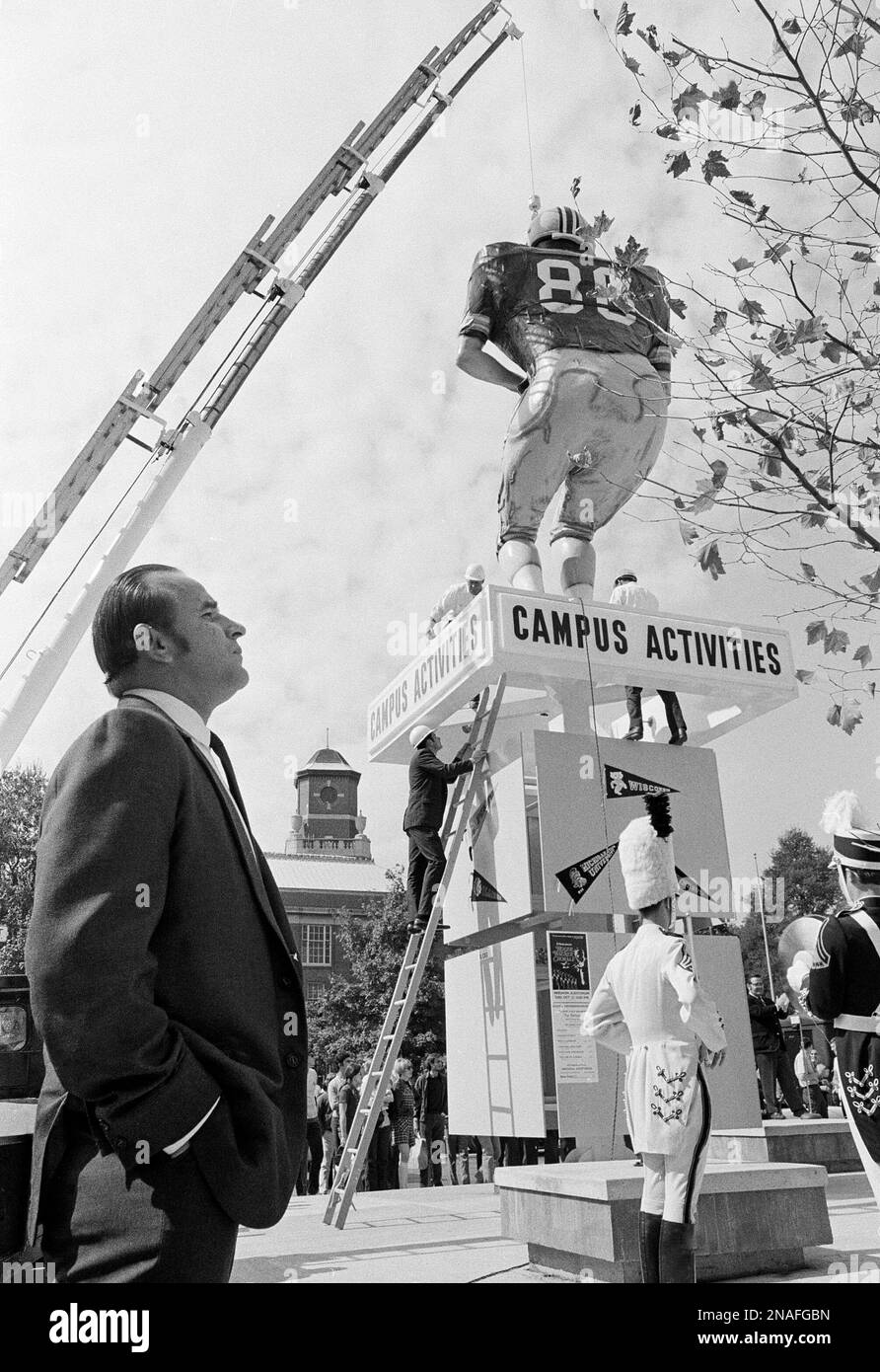 Vic Janowicz, former Ohio State football All-American, observes as a ...