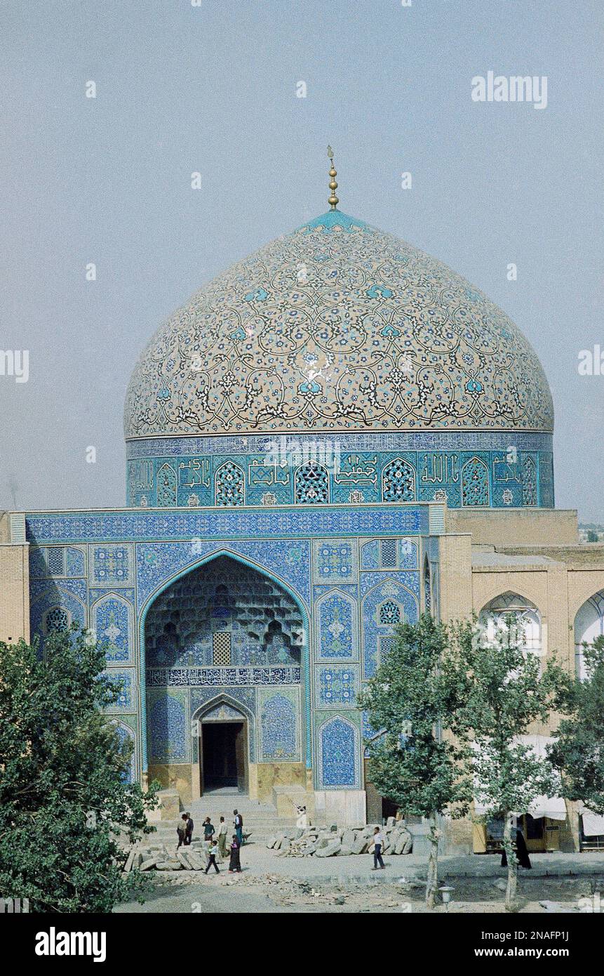 Large dome of the mosque of Sheik Lotfallah, opposite the Royal mosque ...