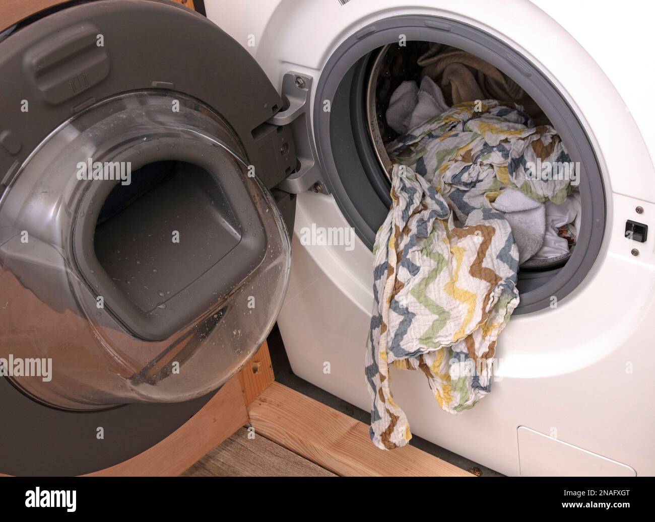 Washing machine filled with white laundry, full frame Stock Photo - Alamy