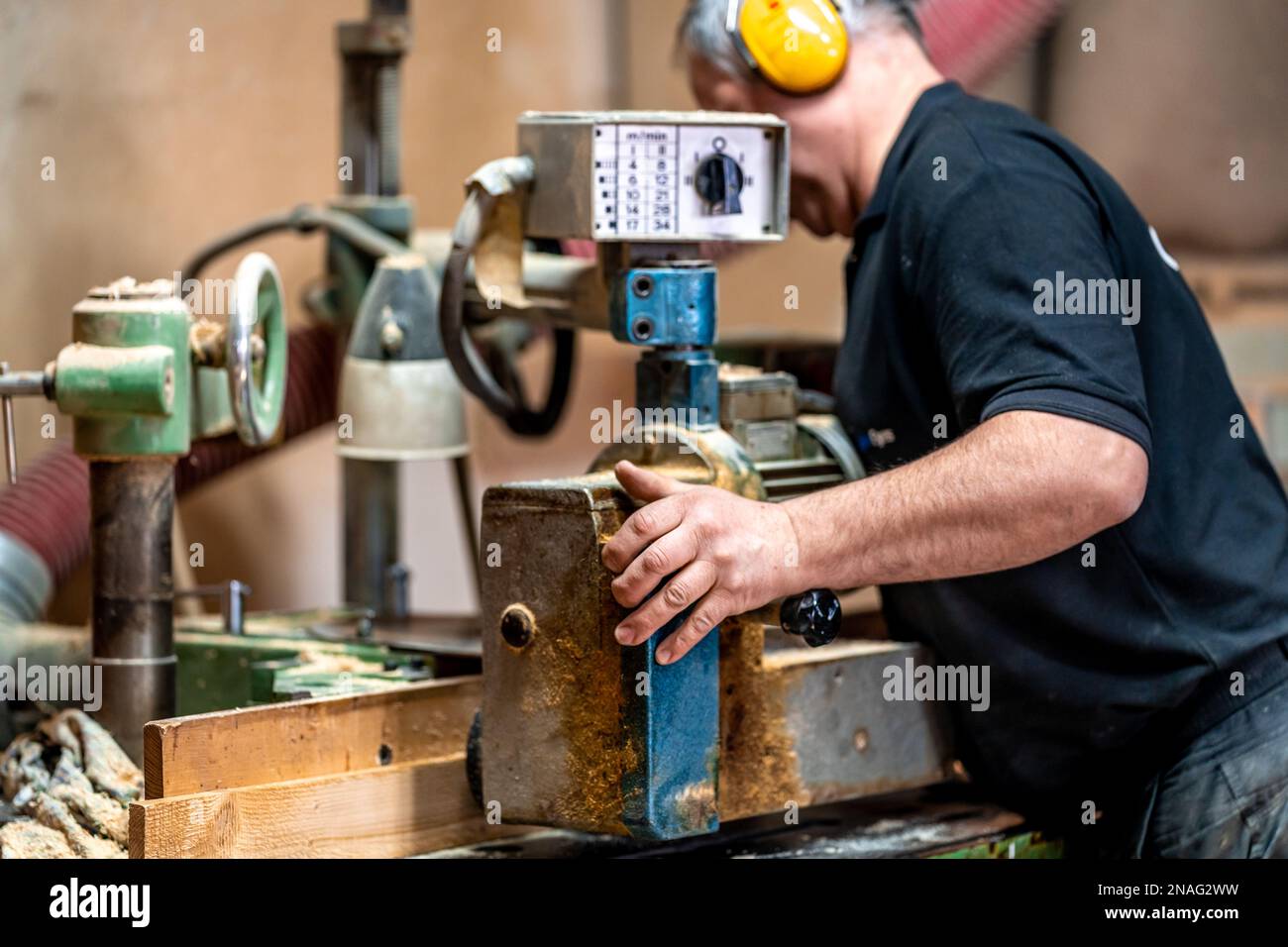 Cutting wood milling machines hi-res stock photography and images - Alamy