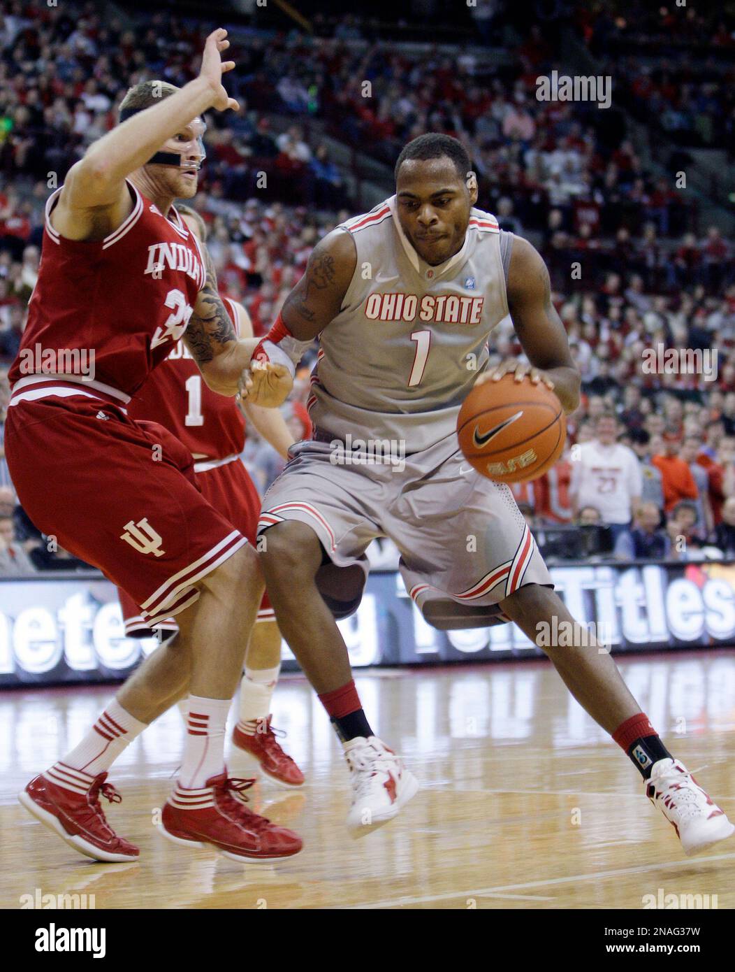 Ohio State's Deshaun Thomas, right, drives to the basket against ...