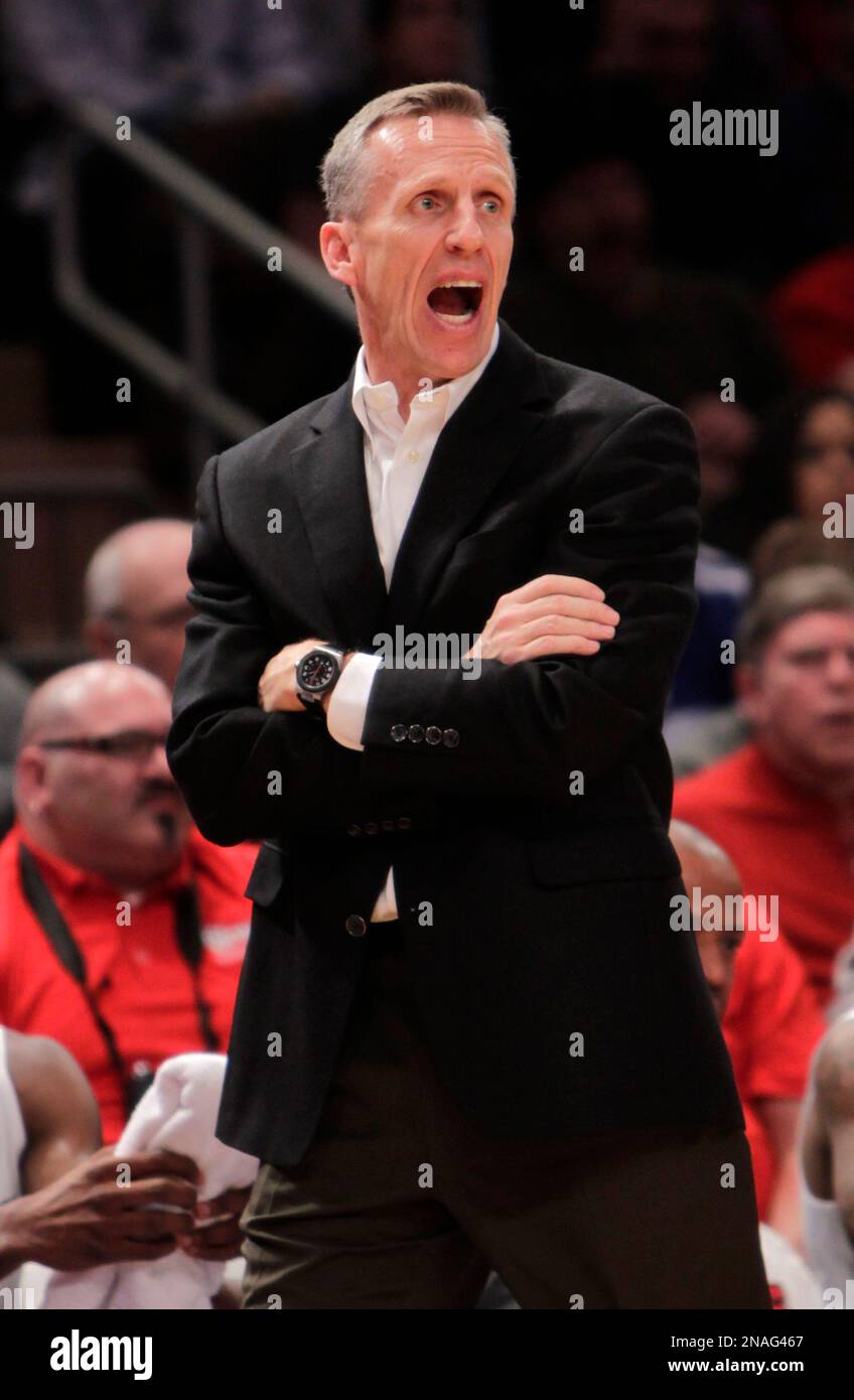 Syracuse assistant coach Mike Dunlap yells during the second half of an ...