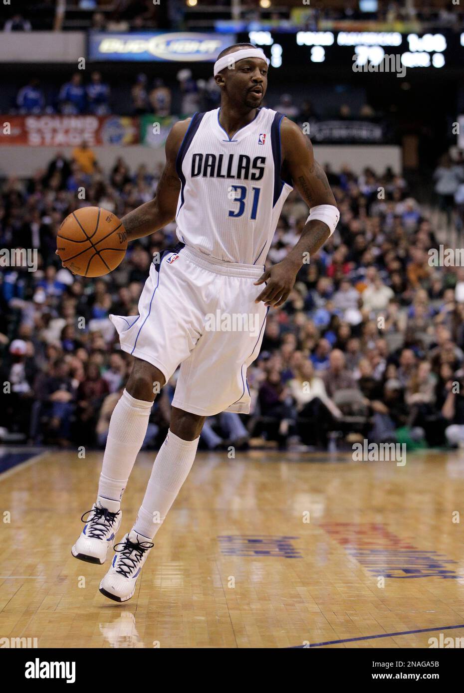 Dallas Mavericks' Jason Terry (31) brings the ball up court during an ...
