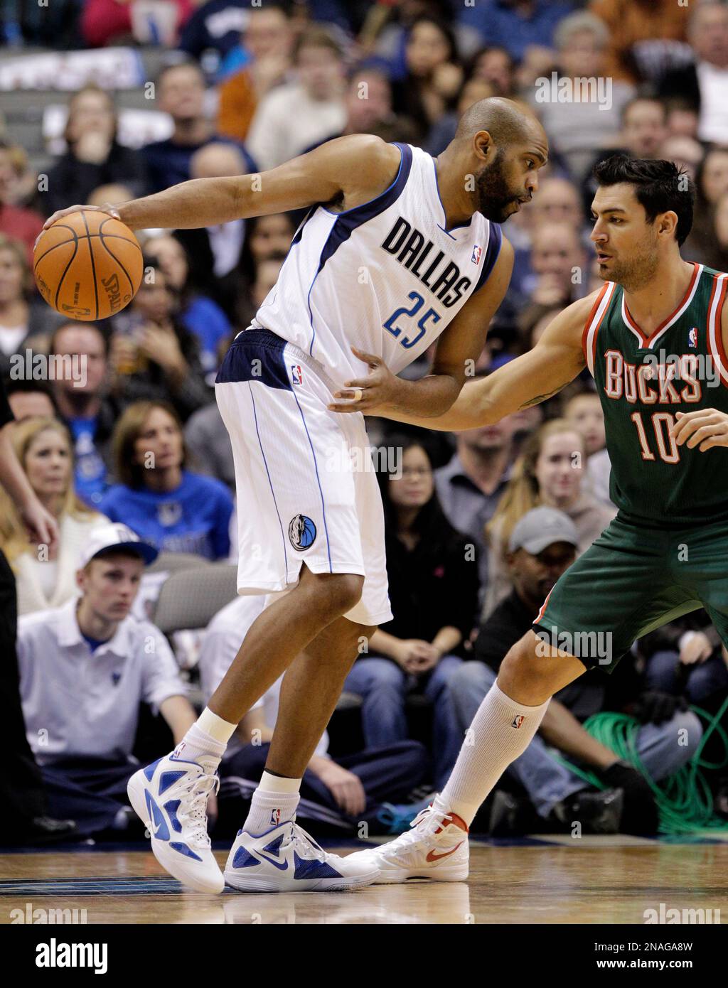 Dallas Mavericks' Vince Carter (25) and Milwaukee Bucks' Carlos Delfino ...