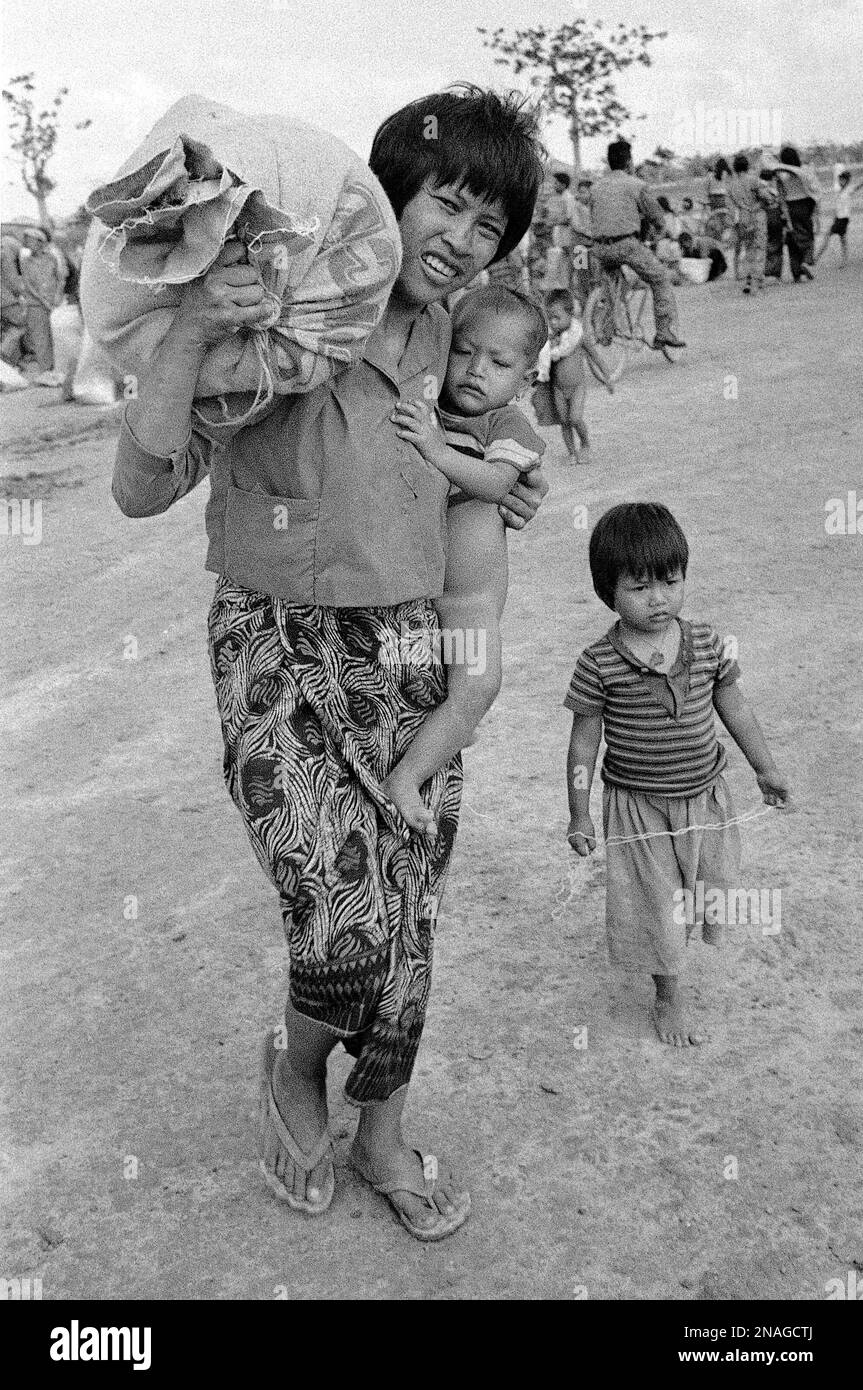 Families of military, who were evacuated from the surrounded Kompong ...