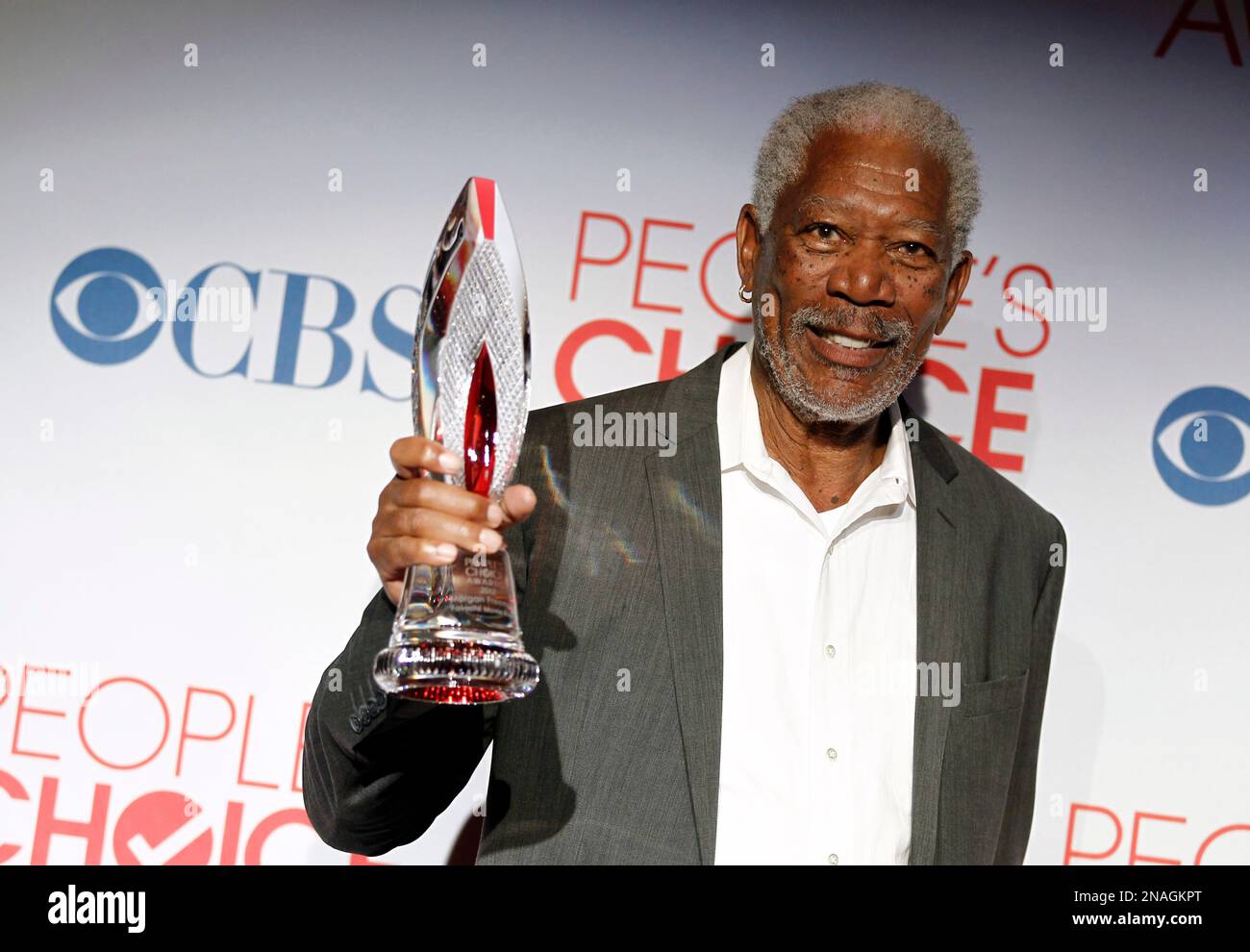 Morgan Freeman poses backstage with the award for favorite movie icon ...