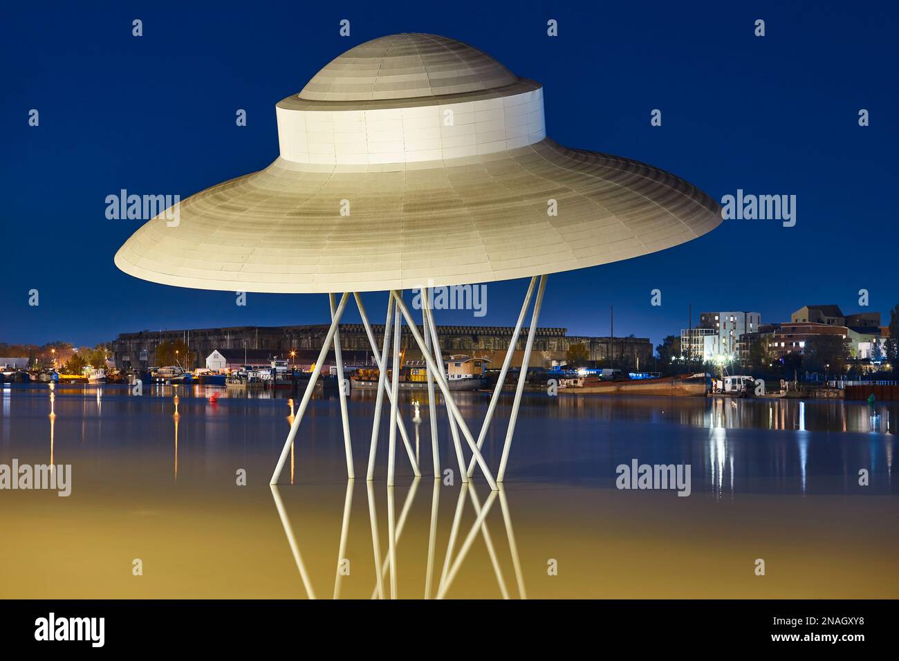 Extraterrestrial effect hi-res stock photography and images - Alamy