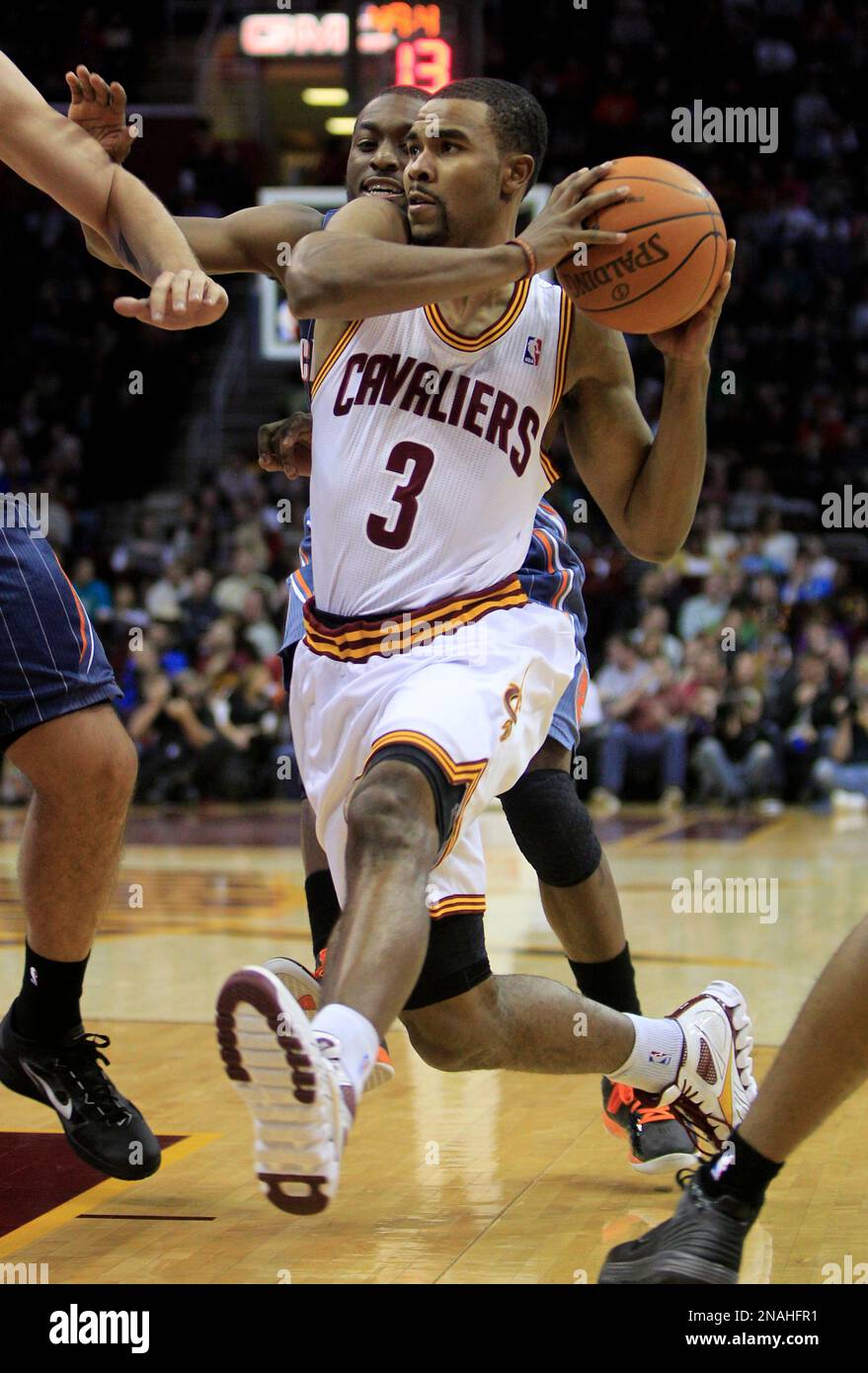 Cleveland Cavaliers' Ramon Sessions (3) drives to the basket against ...