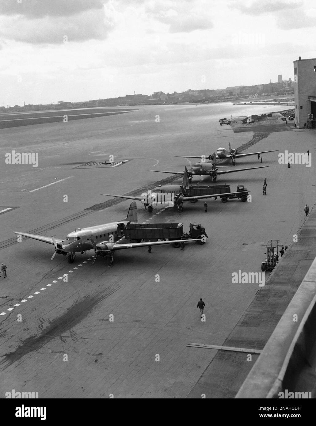 Planes forming first group to carry emergency food supplies to American ...
