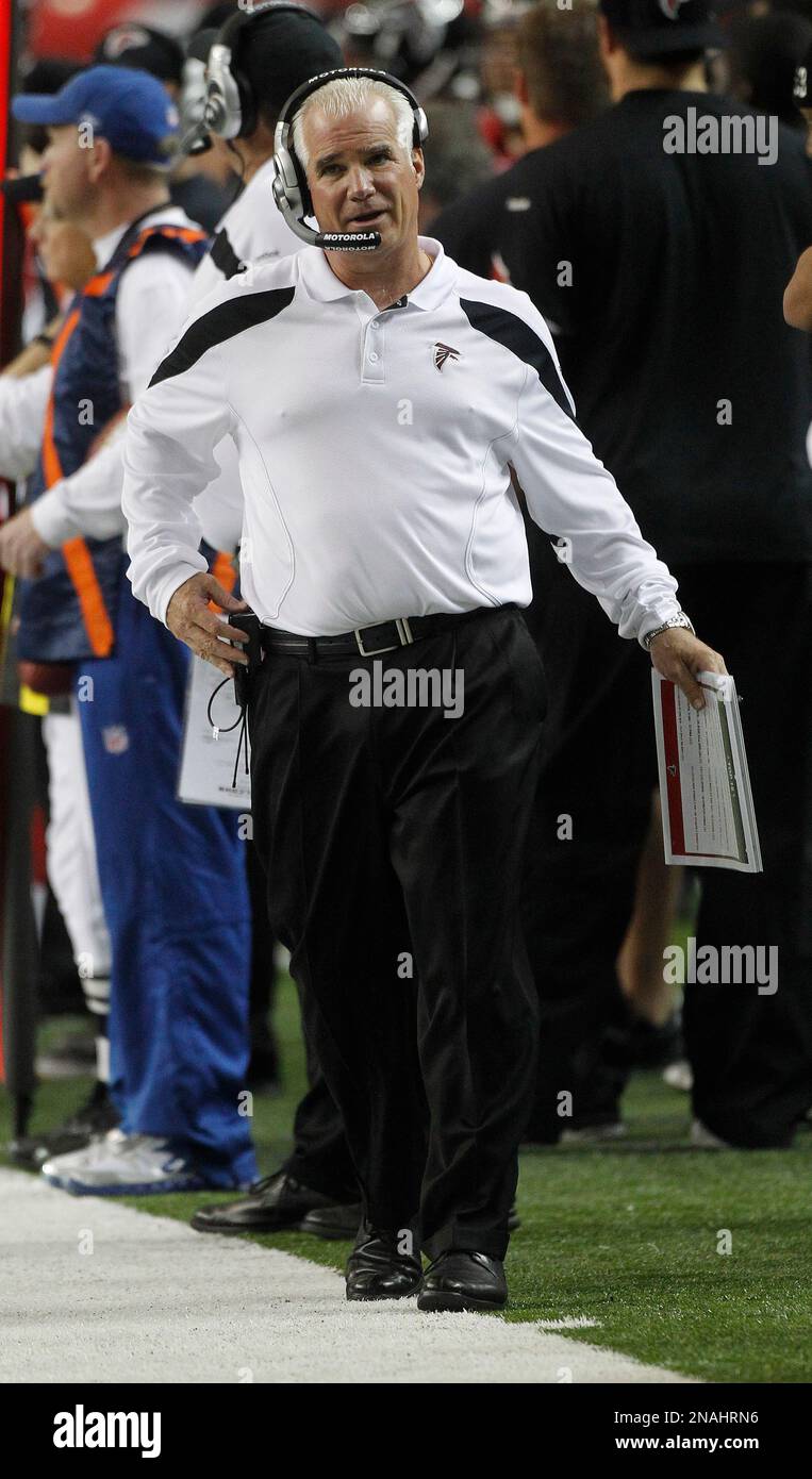 Atlanta Falcons head coach Mike Smith walks the sidelines during the ...