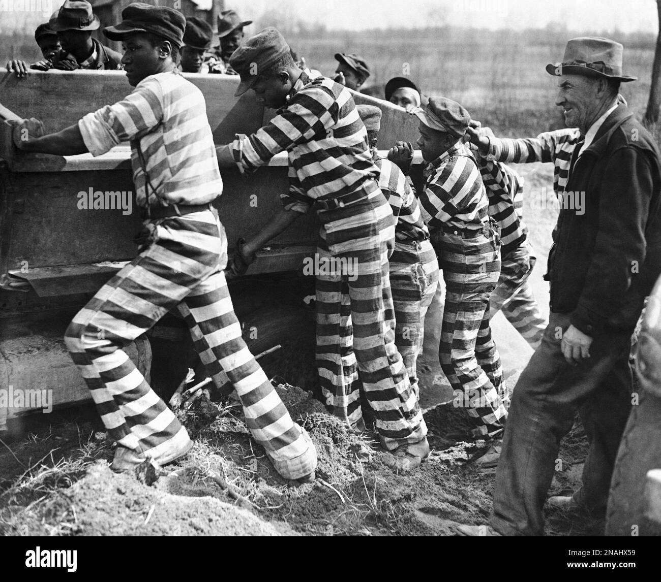 The 8-hours working day has finally come to the chain gangs of the Bibb ...