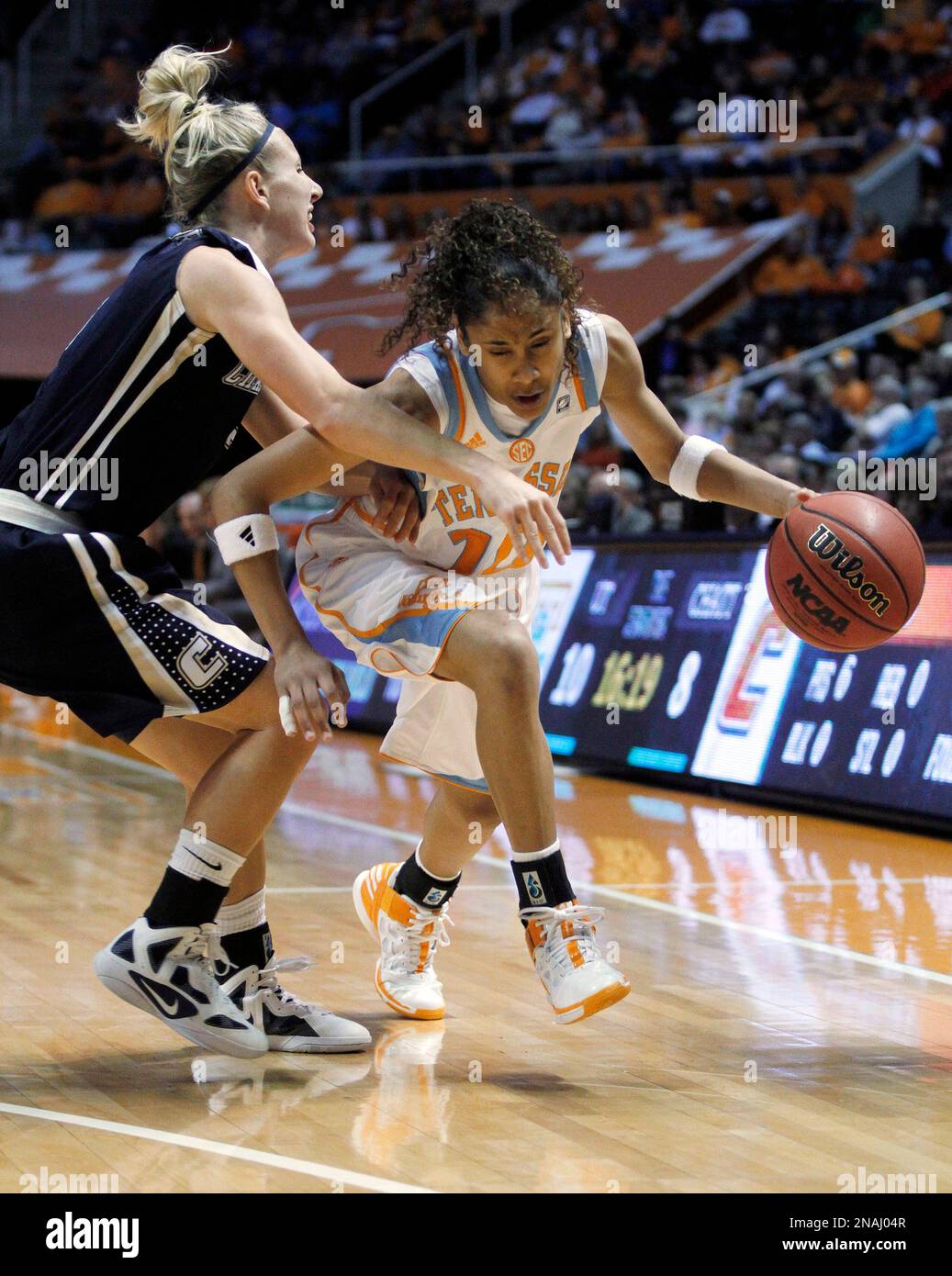Tennessee guard Meighan Simmons (10) drives against Chattanooga's Kayla ...