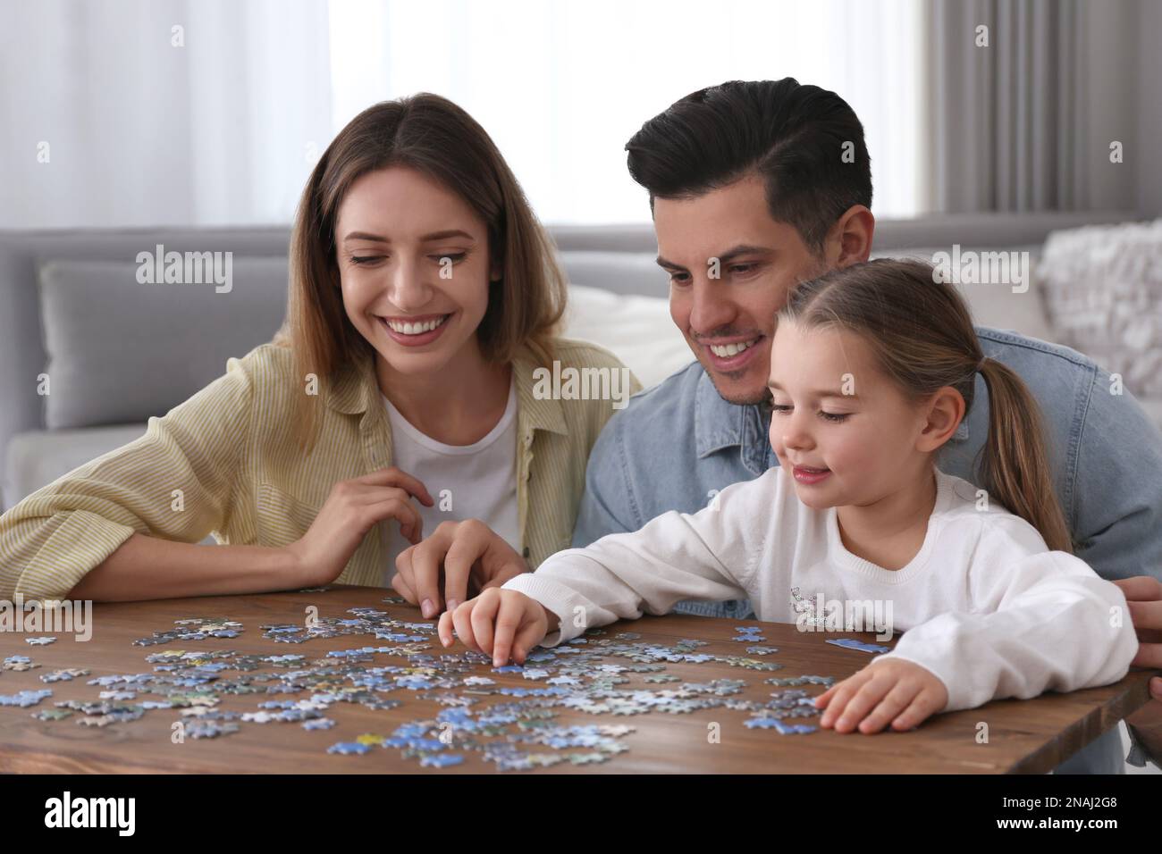 Family puzzles hi-res stock photography and images - Alamy