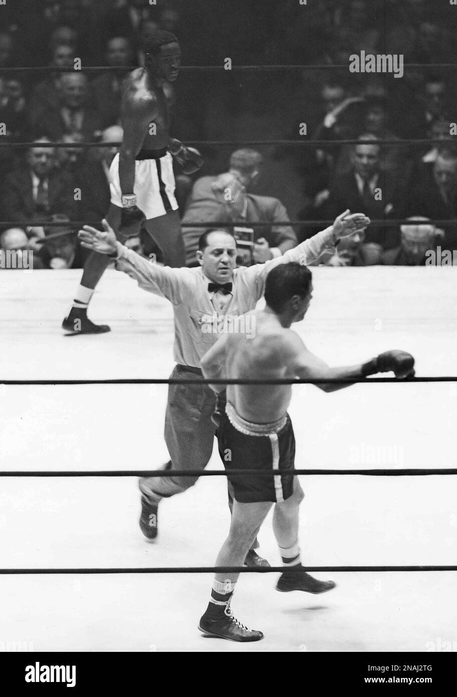Referee Ruby Goldstein signals the end of Lee Oma's heavyweight title ...