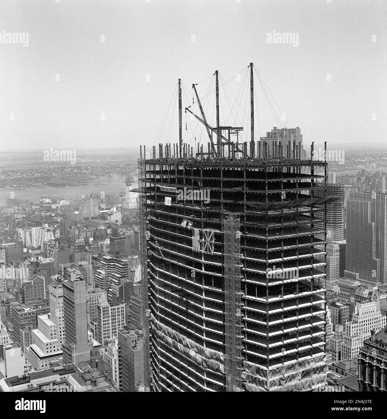 The final piece of structure steel to be placed atop the 59-story Pan ...