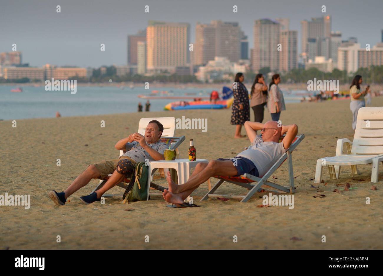People drinking on the beach hi-res stock photography and images - Alamy