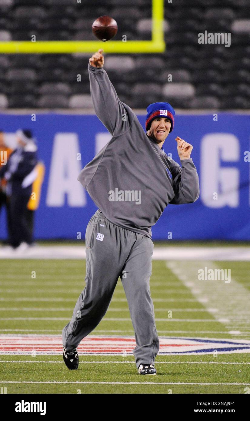 New York Giants quarterback Eli Manning warms up before an NFL game ...