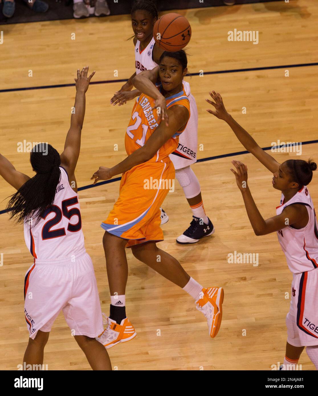 Tennessee forward/center Vicki Baugh (21) passes the ball across the ...