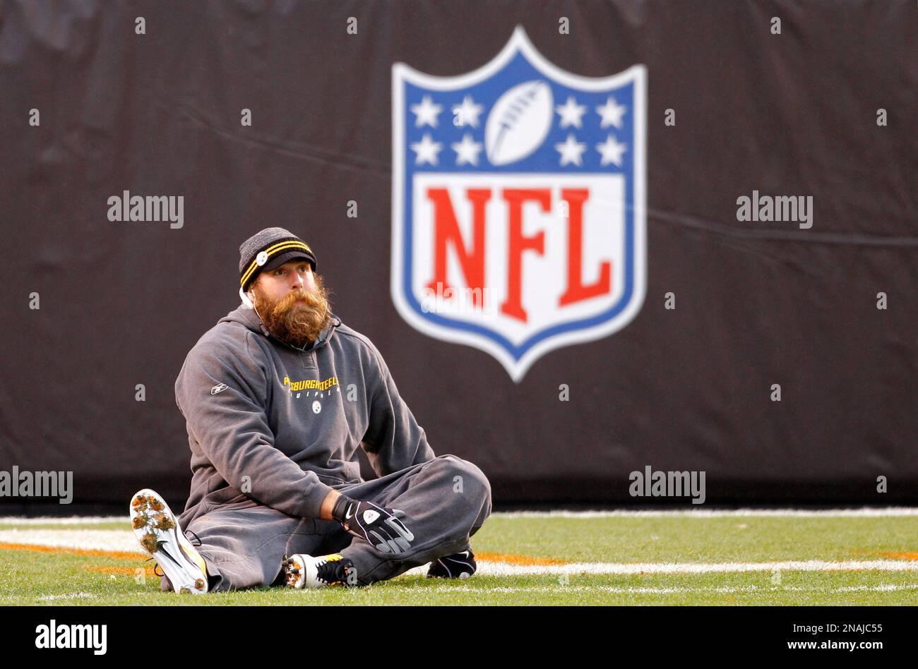 Pittsburgh Steelers defensive end Brett Keisel stretches put before ...